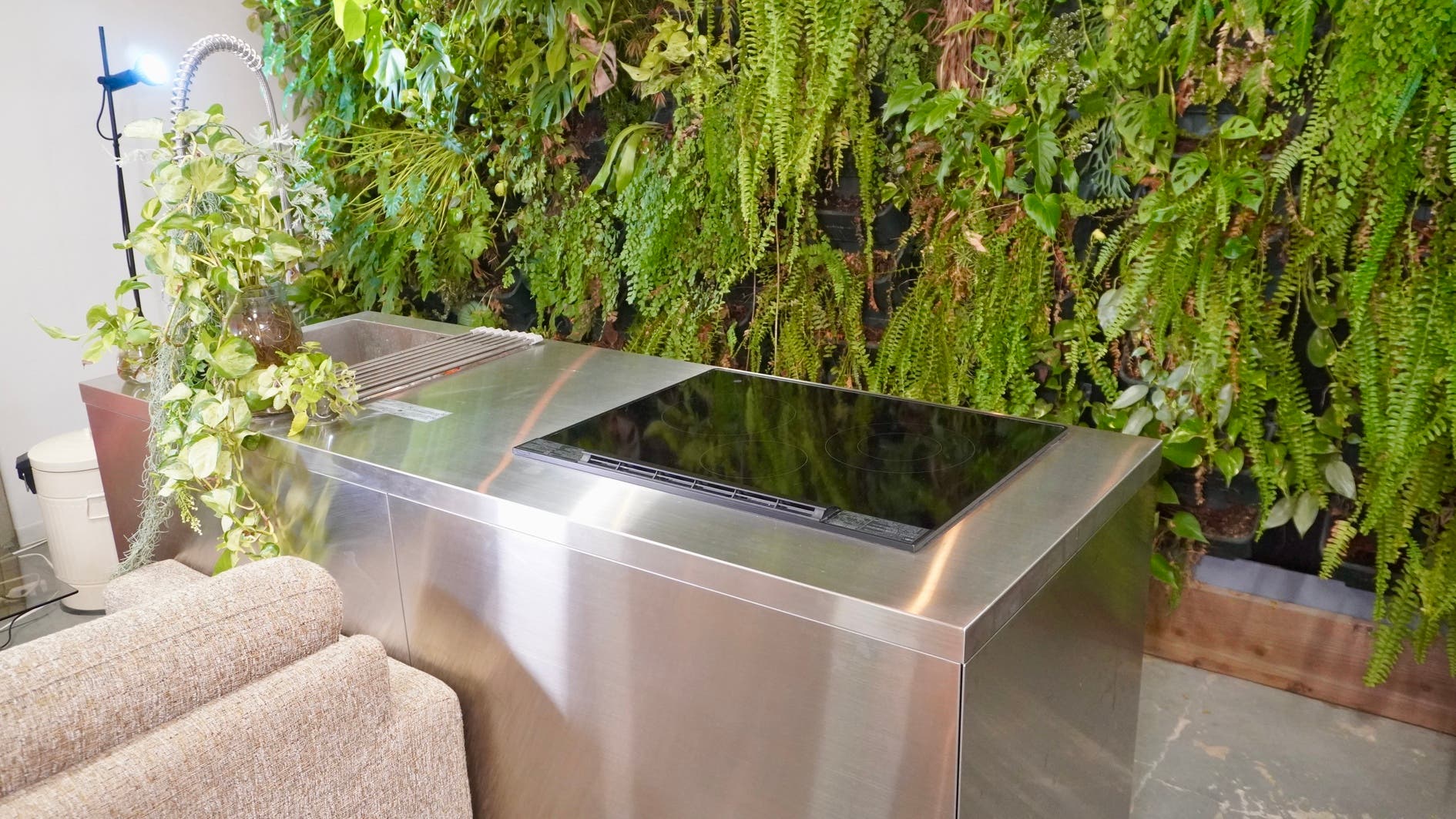 西大橋駅徒歩4分 四ツ橋徒歩8分 / 交流会や忘年会などで人気 / 20名以上のご利用可 / 緑をテーマしたキッチン付きスペースの写真10