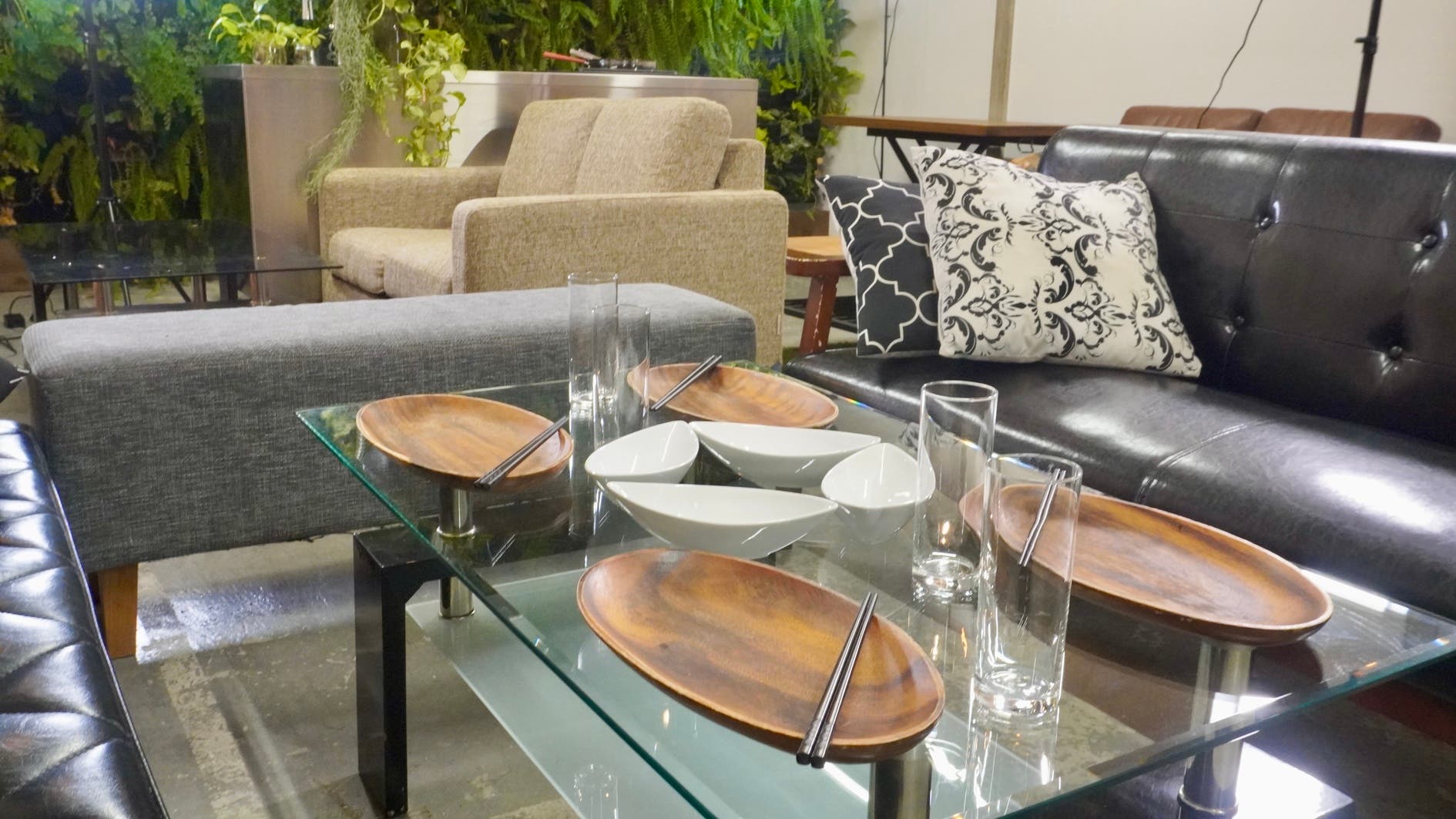 西大橋駅徒歩4分 四ツ橋徒歩8分 / 交流会や忘年会などで人気 / 20名以上のご利用可 / 緑をテーマしたキッチン付きスペースの写真15