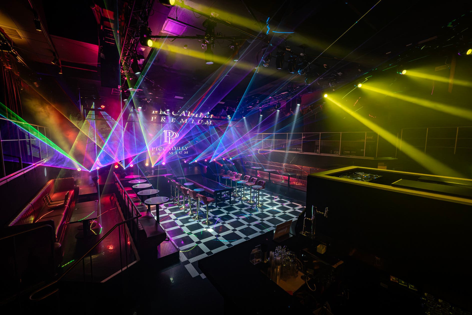 梅田各駅から徒歩10分以内の大人数向けの写真1