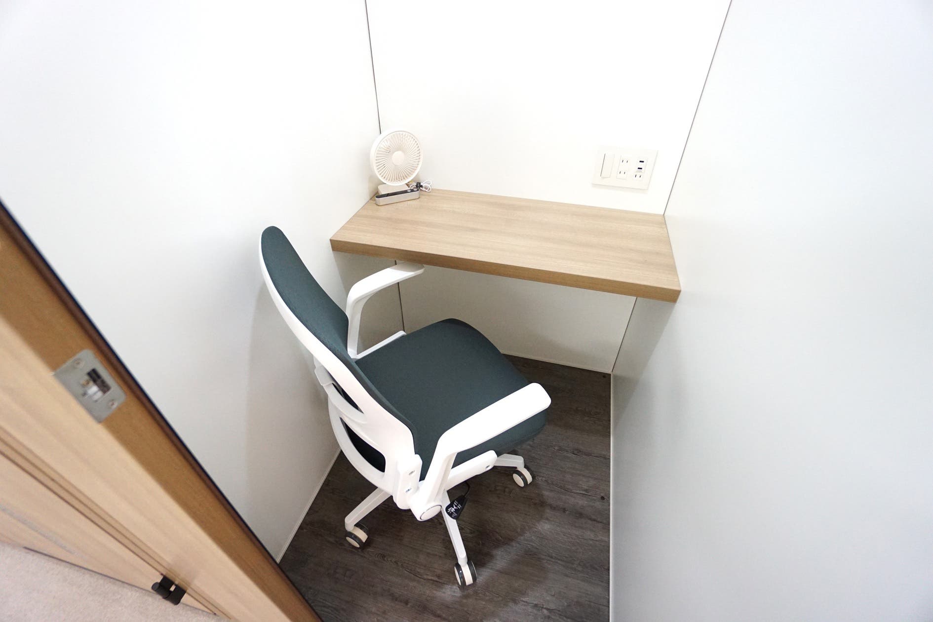 ＜上本町MH WORK BOX No.2＞🉐SALE🉐完全個室💼光回線Wi-Fi📶電源🔌テレワーク/ZOOMの写真2