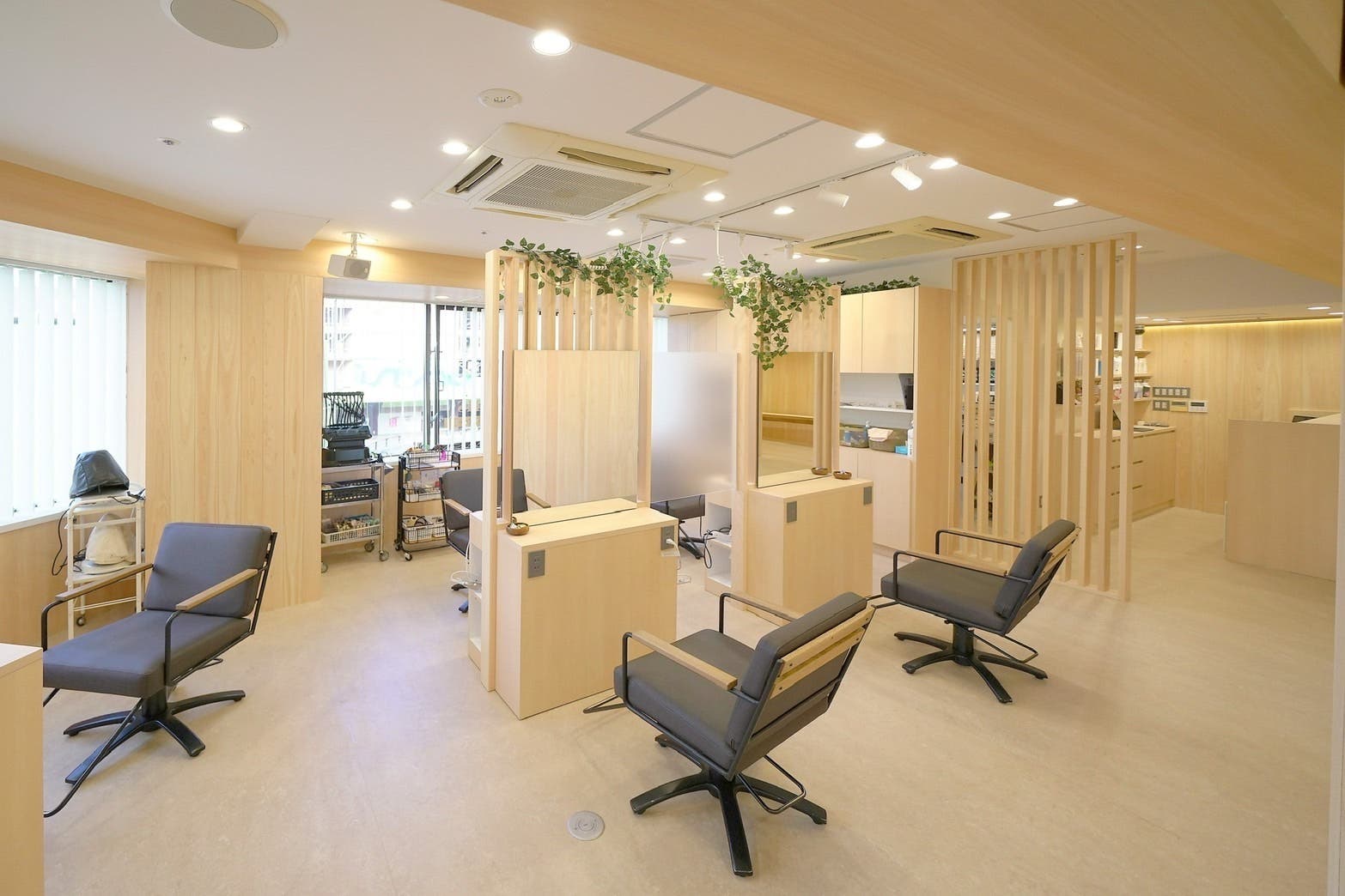 【金山駅徒歩1分・地下直結】檜香る癒しの面貸しヘアサロン｜心安らぐ上質空間の写真1