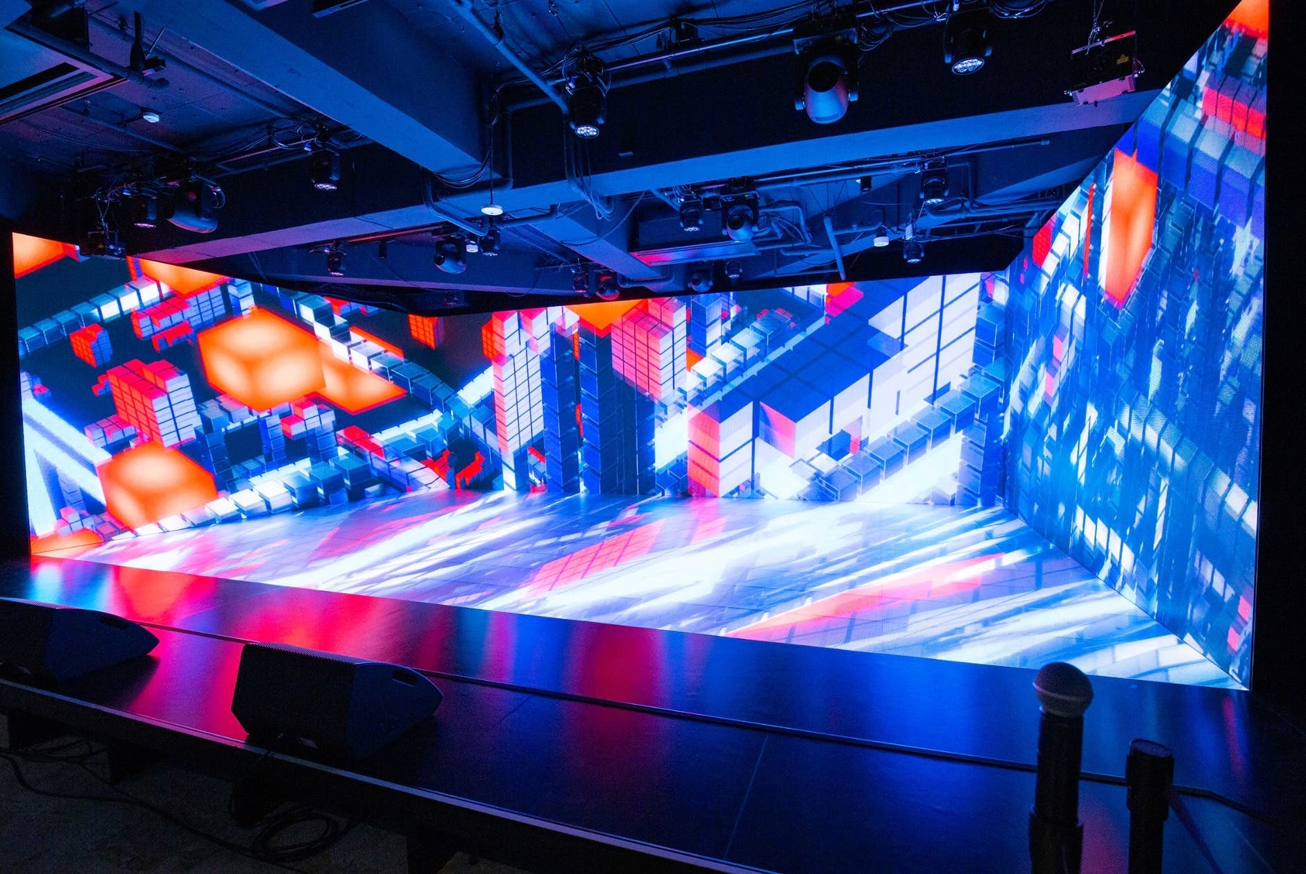 4面LEDパネルと映像システムを常設した、リアルイベントと映像配信を両立可能な、ハイブリット型スタジアム の写真1