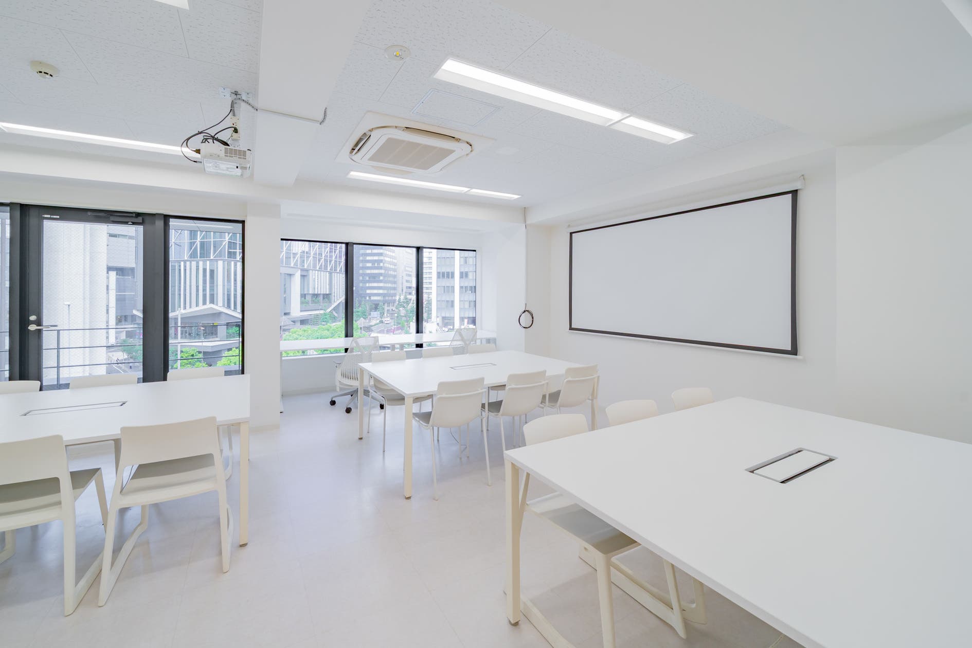 【渋谷駅C1出口徒歩1分】渋谷警察署に近接。白で統一した1日利用のデザイナーズオフィス。高速wifi完備。の写真7