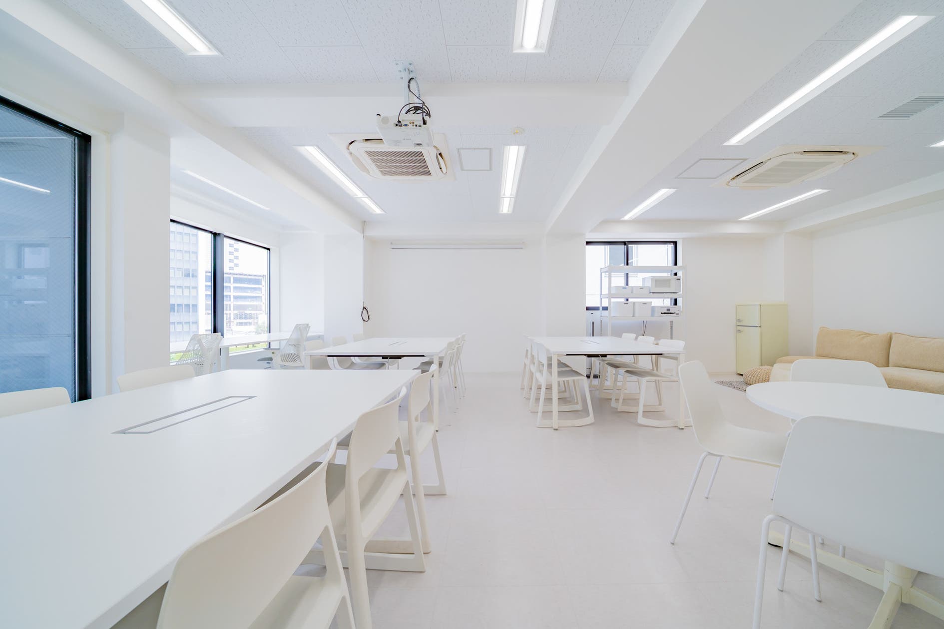 【渋谷駅C1出口徒歩1分】渋谷警察署に近接。白で統一した1日利用のデザイナーズオフィス。高速wifi完備。の写真1