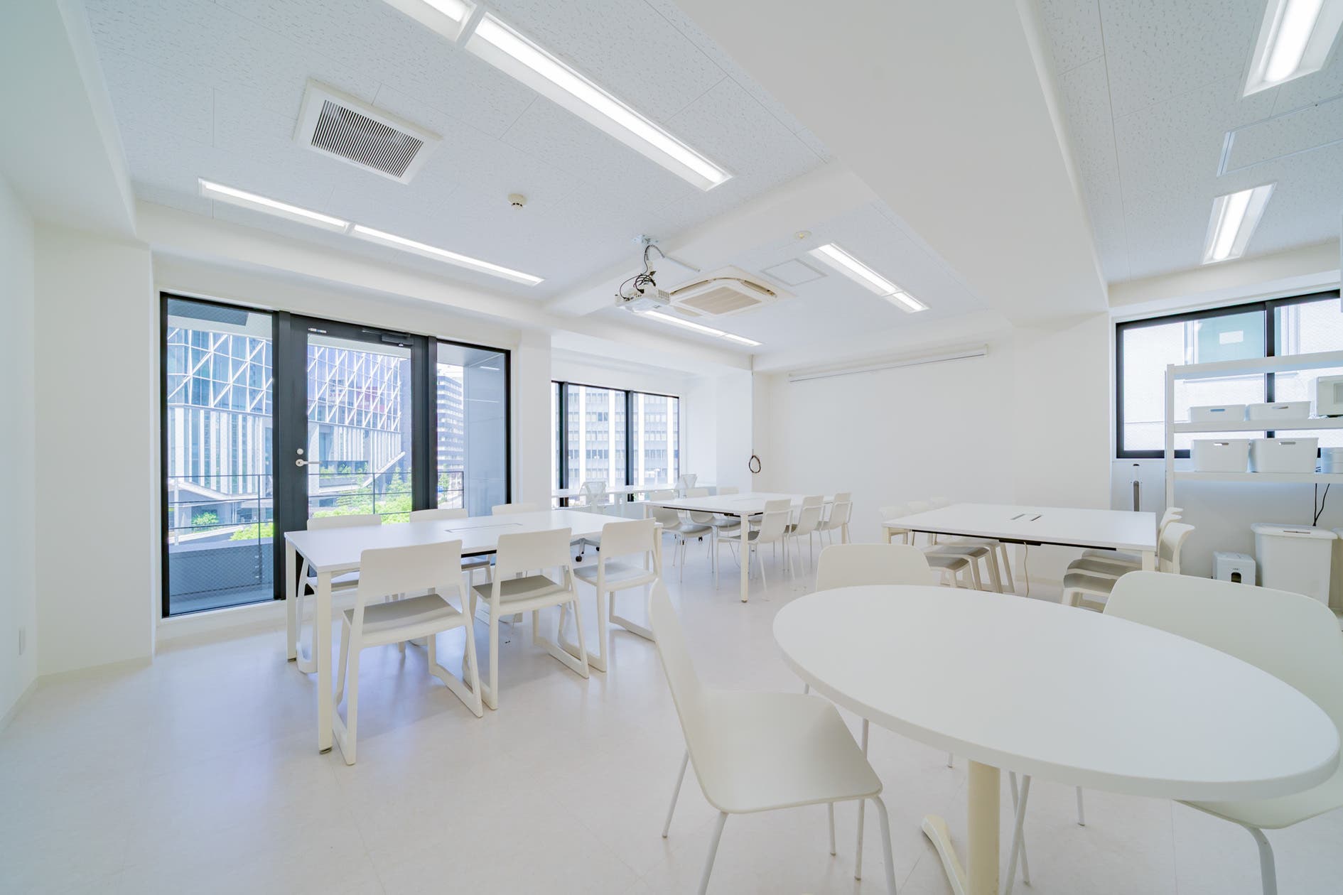 【渋谷駅C1出口徒歩1分】渋谷警察署に近接。白で統一した1日利用のデザイナーズオフィス。高速wifi完備。の写真2