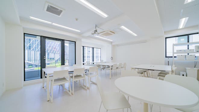 【渋谷駅C1出口徒歩1分】渋谷警察署に近接。白で統一した1日利用のデザイナーズオフィス。高速wifi完備。の写真2