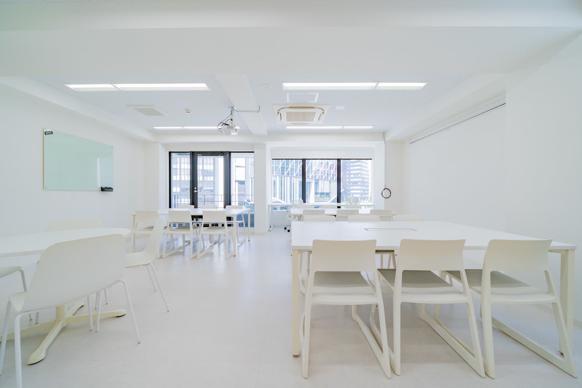 【渋谷駅C1出口徒歩1分】渋谷警察署に近接。白で統一した1日利用のデザイナーズオフィス。高速wifi完備。の写真3