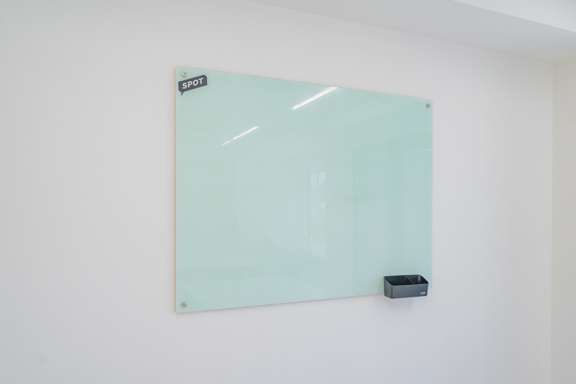 【渋谷駅C1出口徒歩1分】渋谷警察署に近接。白で統一した1日利用のデザイナーズオフィス。高速wifi完備。の写真8