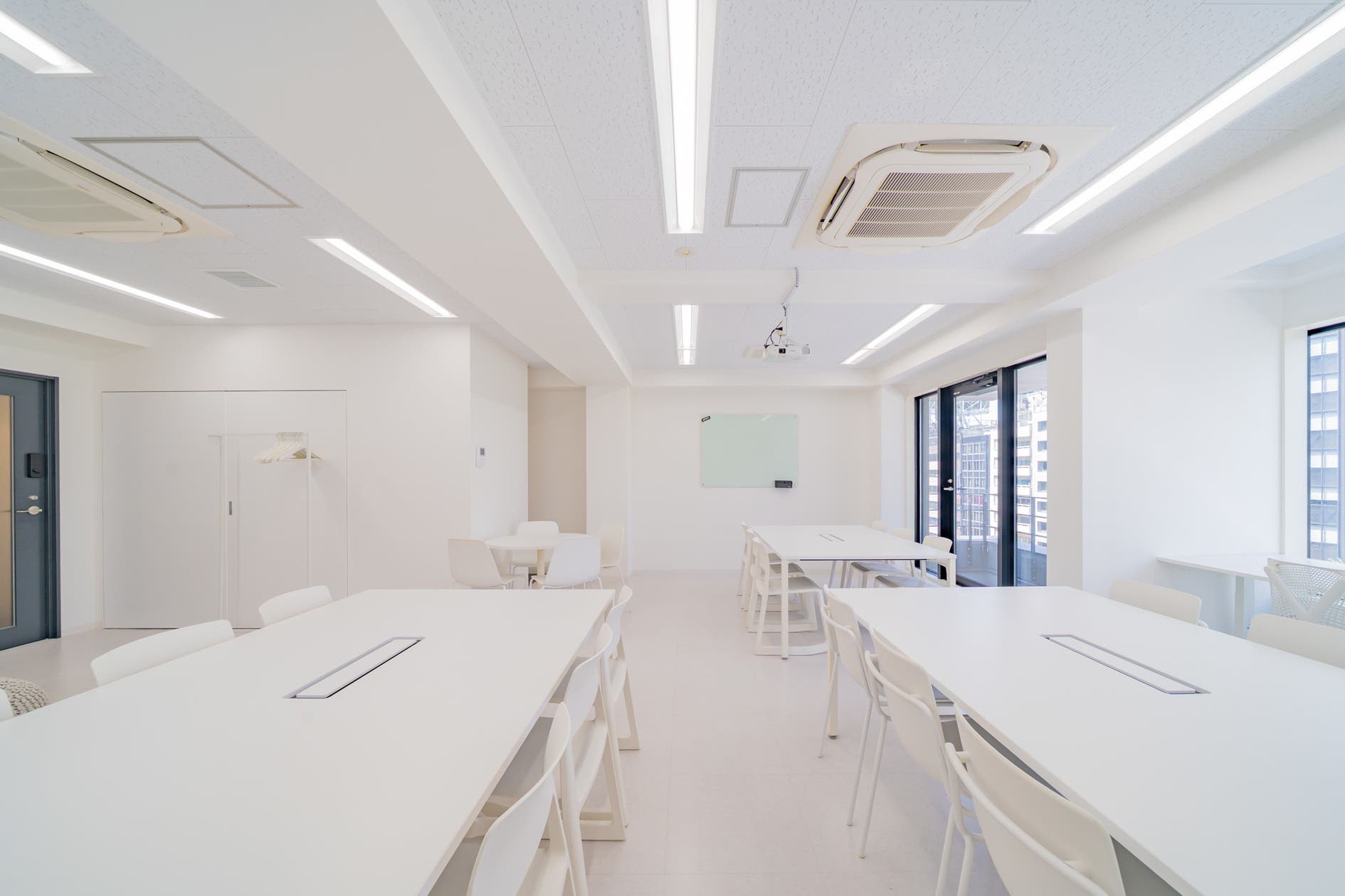 【渋谷駅C1出口徒歩1分】渋谷警察署に近接。白で統一した1日利用のデザイナーズオフィス。高速wifi完備。の写真4