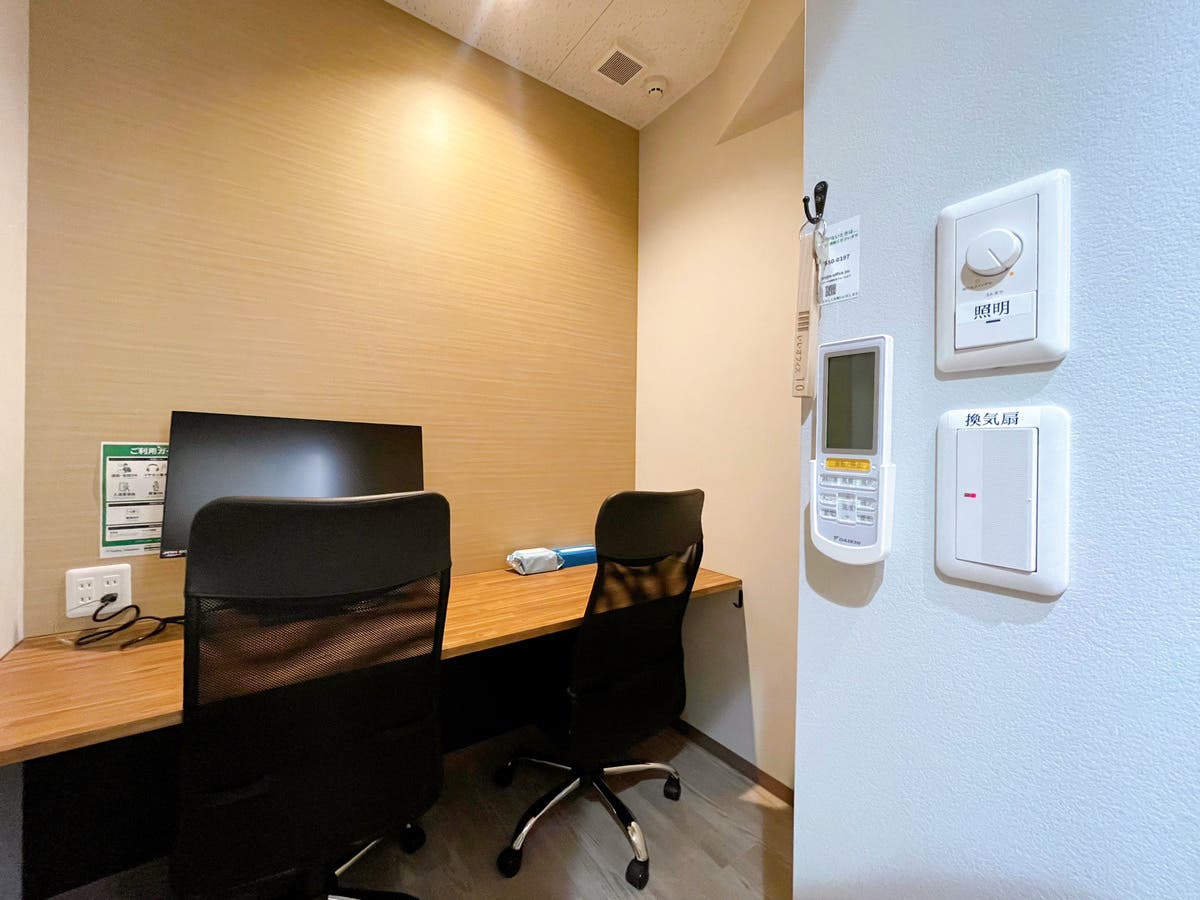 【品川駅から徒歩1分】モニター・フリードリンク付き2名個室（ブース5）7階※予約時間前は入室不可の写真1