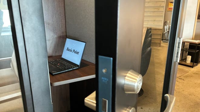 【1名個室ブースBooth.A】池袋駅徒歩1分/受付スタッフ常駐で安心サポート◎/電源Wi-Fiフリードリンク/Web会議の写真11