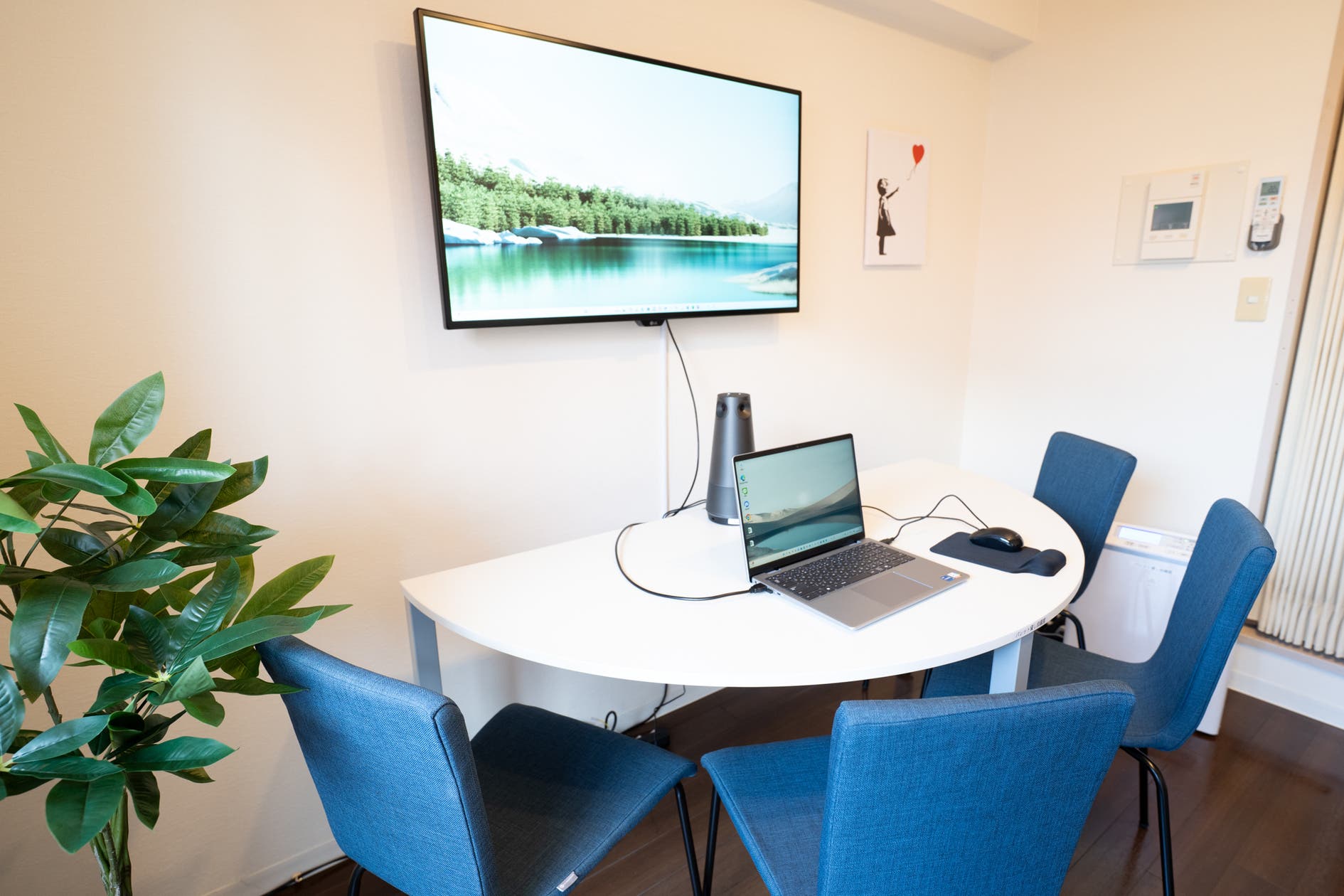 🍤名駅５分🌈２４時間利用可能名古屋初の半円机会議室👉web面接面談会議セミナー・ヘアメイク撮影・打合せ・完全個室✨備品無料の写真1