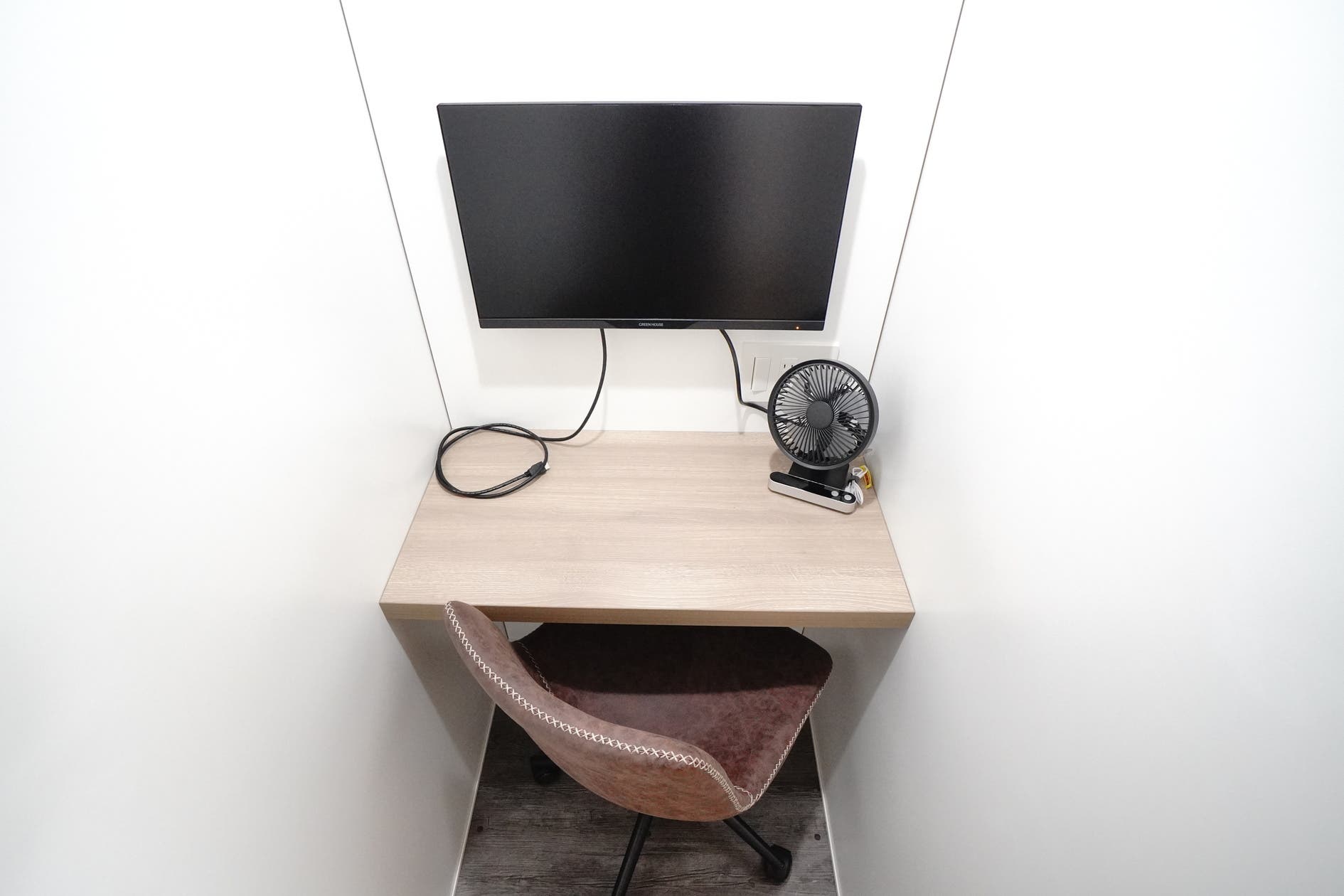 ＜Aivicワークブース西新宿No.2＞西新宿駅徒歩3分🚃1人用完全個室🚪光回線Wi-Fi📶モニター🖥電源🔌テレワーク/面接の写真1