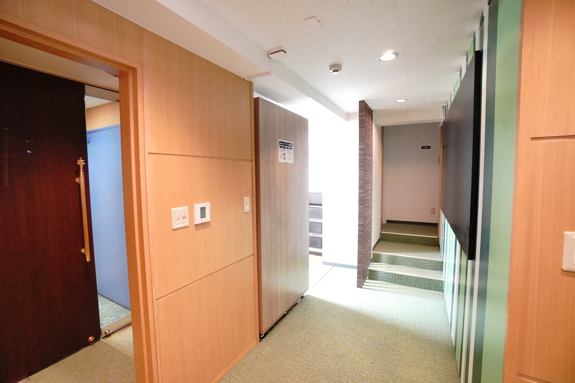 ＜Aivicワークブース西新宿No.2＞西新宿駅徒歩3分🚃1人用完全個室🚪光回線Wi-Fi📶モニター🖥電源🔌テレワーク/面接の写真6