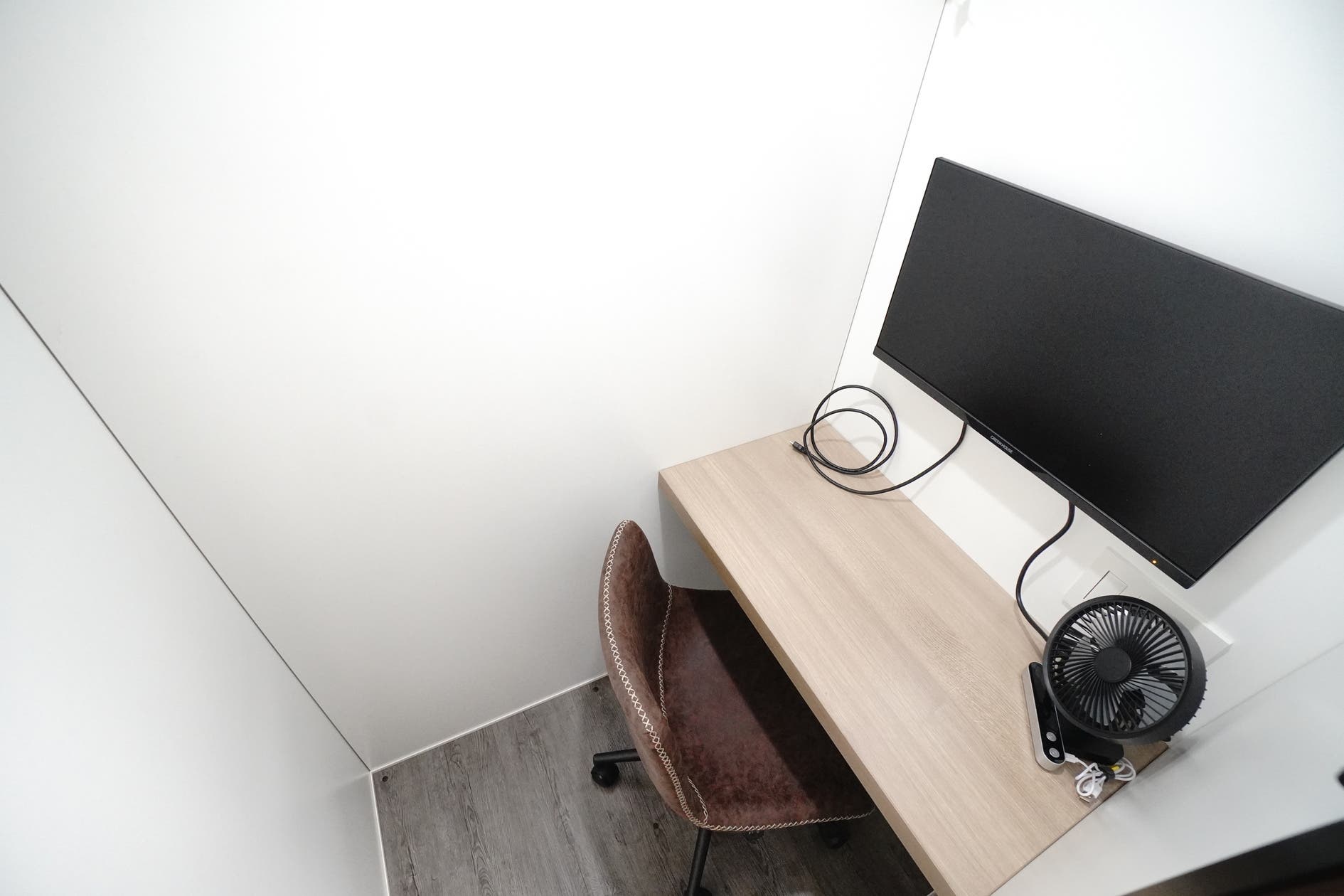 ＜Aivicワークブース西新宿No.4＞西新宿駅徒歩3分🚃1人用完全個室🚪光回線Wi-Fi📶モニター🖥電源🔌テレワーク/面接の写真1