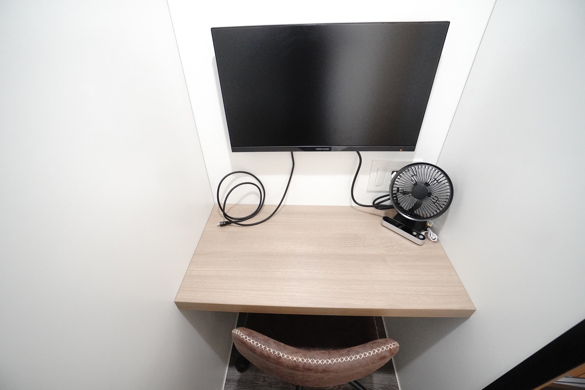 ＜Aivicワークブース西新宿No.4＞西新宿駅徒歩3分🚃1人用完全個室🚪光回線Wi-Fi📶モニター🖥電源🔌テレワーク/面接の写真3