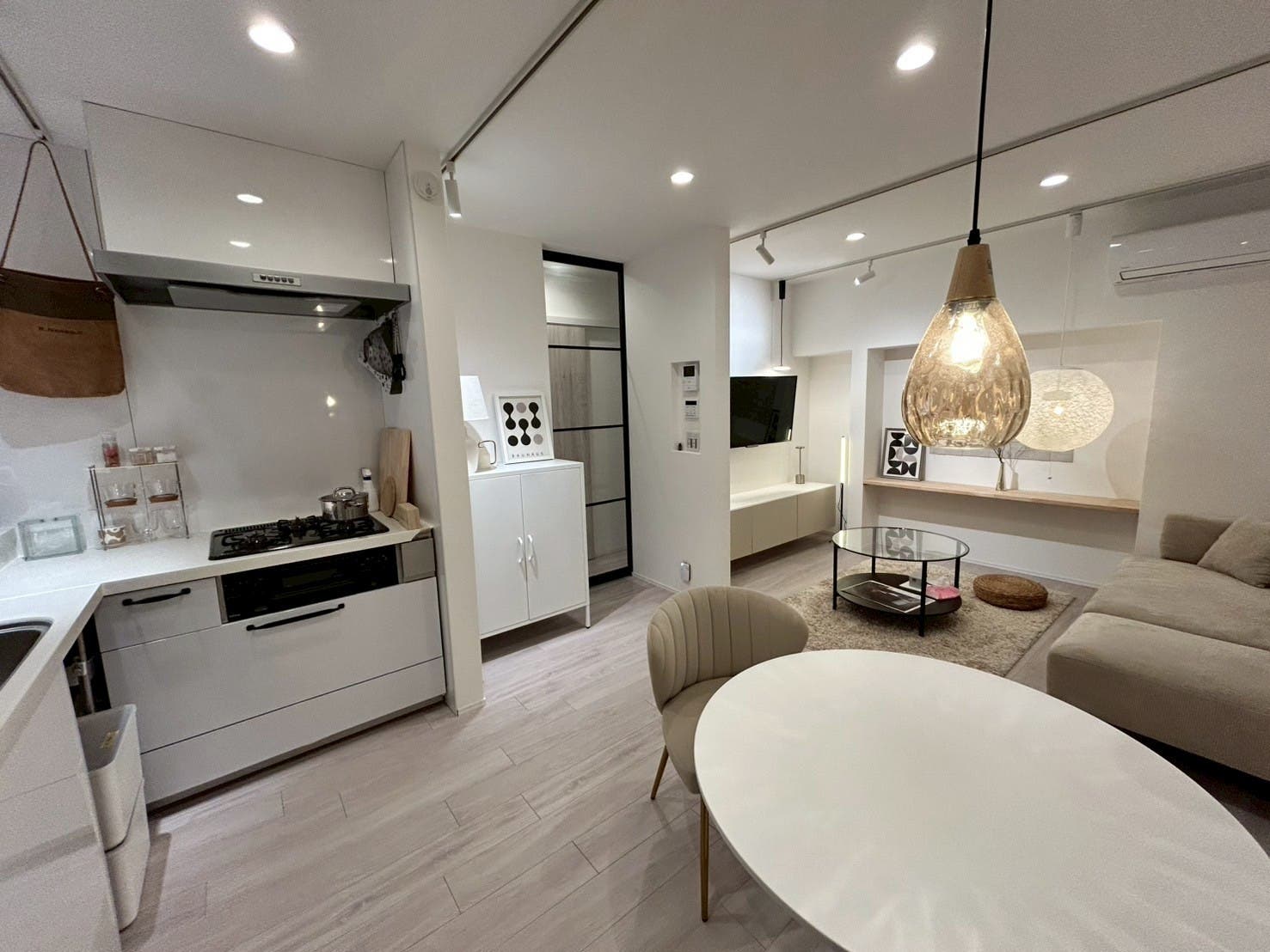 【格安】リノベ一軒家まるごと貸切！広々リビング/キッチン/シャワールーム/Netflix/駐車場の写真1