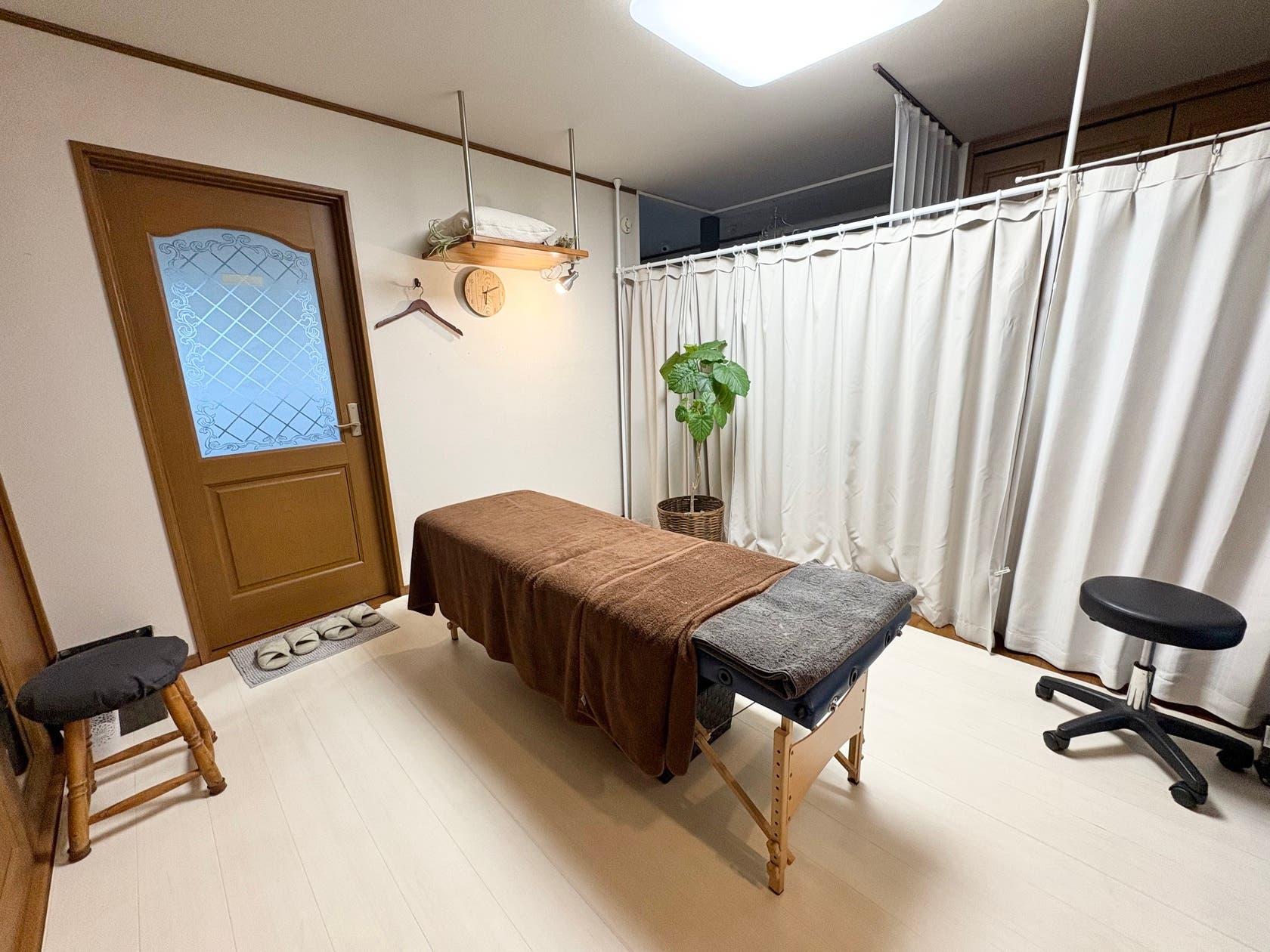 【エステルーム本館】岩倉駅近♪駐車場有✨ブラウンを基調としたナチュラル空間☆てぶらでOK!くつろぎ空間｜整体マッサージ｜🛜の写真13