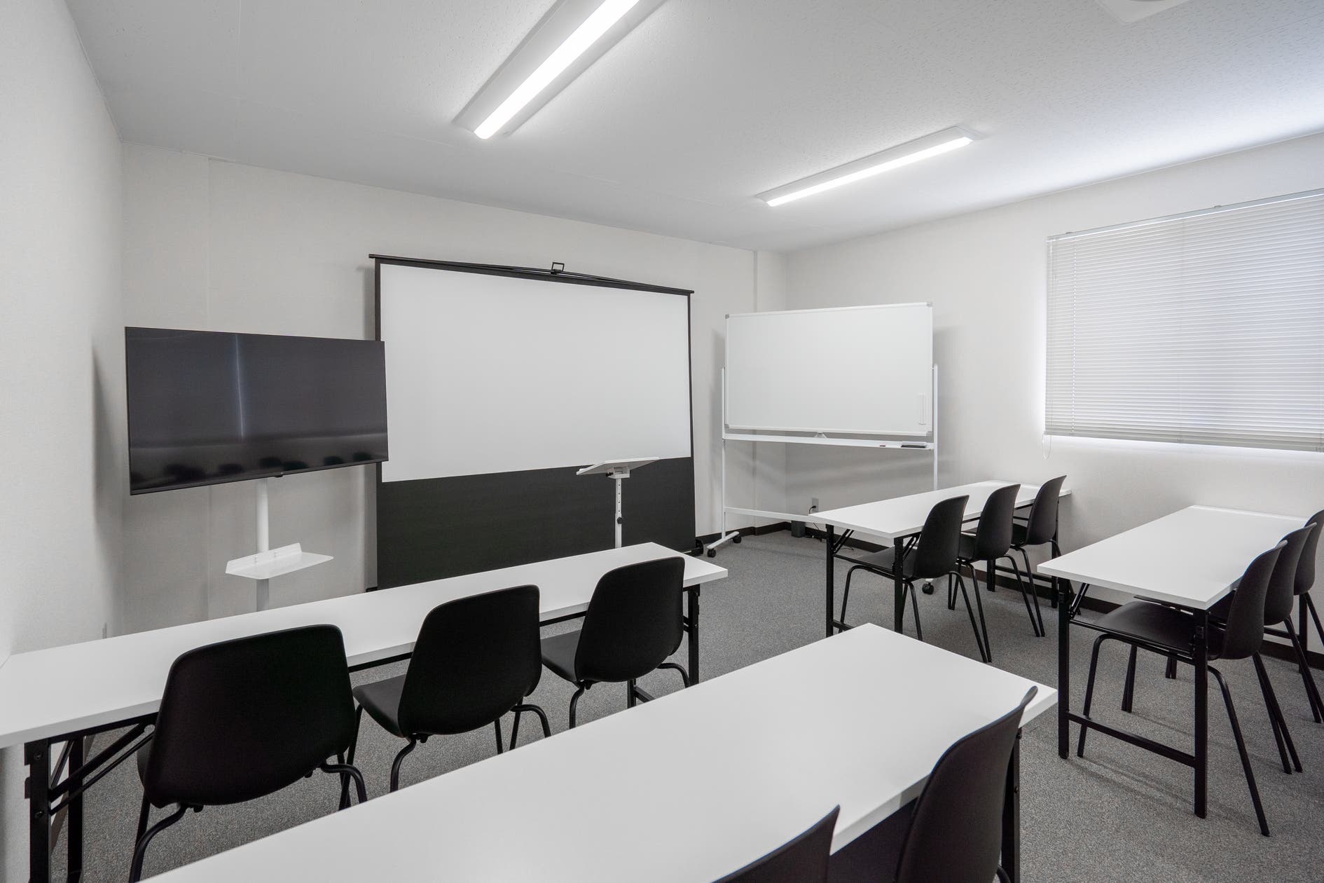 🥳【新大阪駅徒歩3分】最大25名/大画面モニタ/マイク2本無料設備充実！貸し会議室・研修セミナー・ボドゲに最適！の写真6