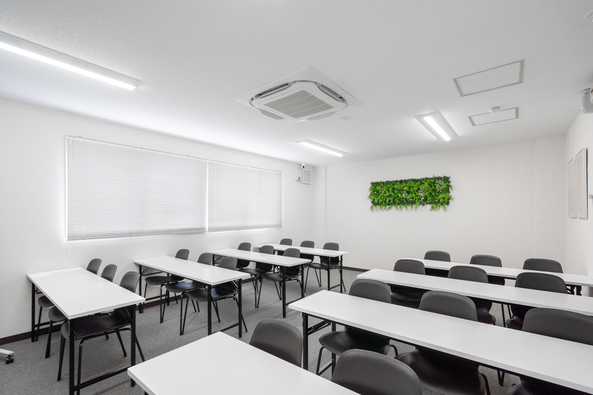 🥳【新大阪駅徒歩3分】最大25名/大画面モニタ/マイク2本無料設備充実！貸し会議室・研修セミナー・ボドゲに最適！の写真1