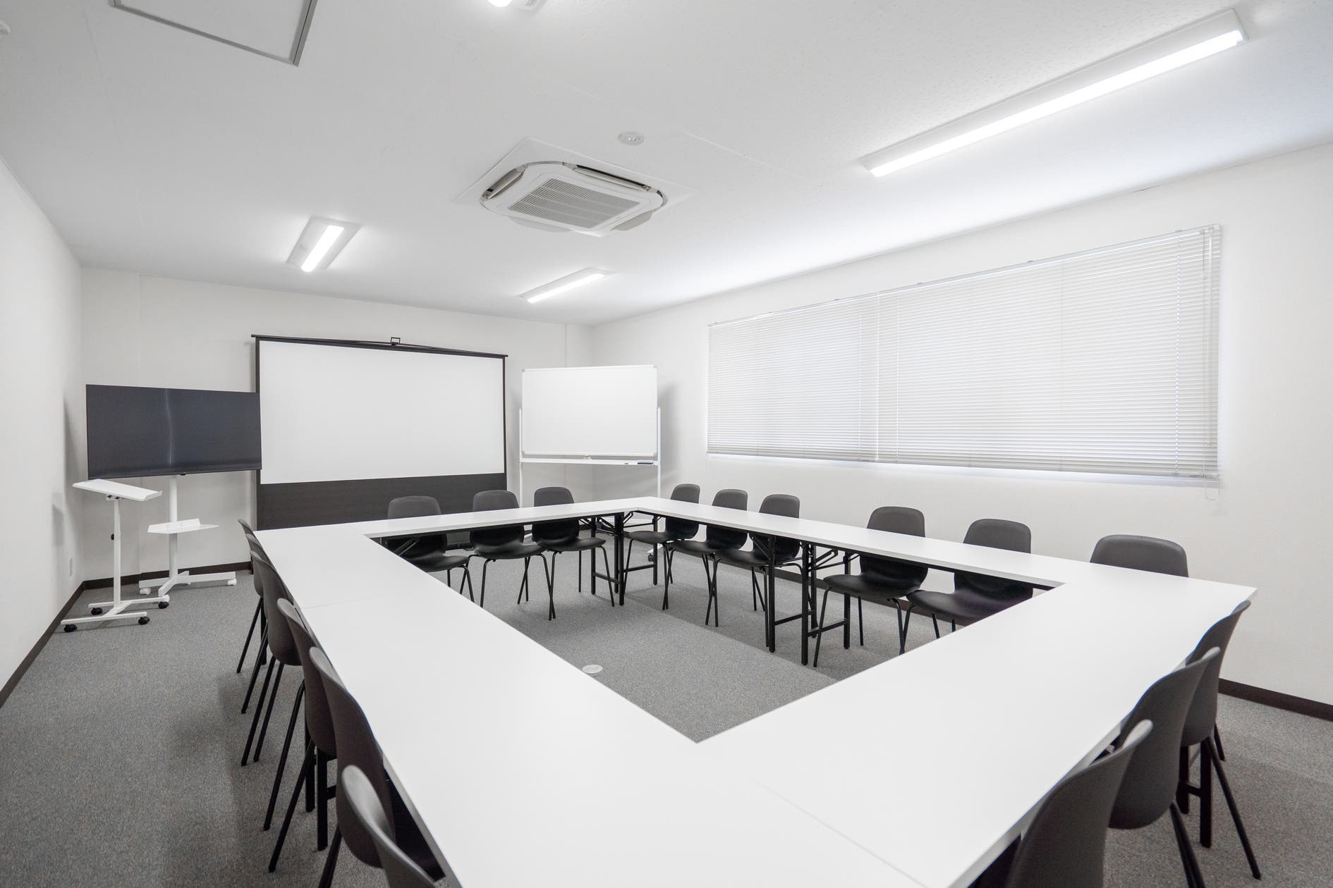 🥳【新大阪駅徒歩3分】最大25名/大画面モニタ/マイク2本無料設備充実！貸し会議室・研修セミナー・ボドゲに最適！の写真10