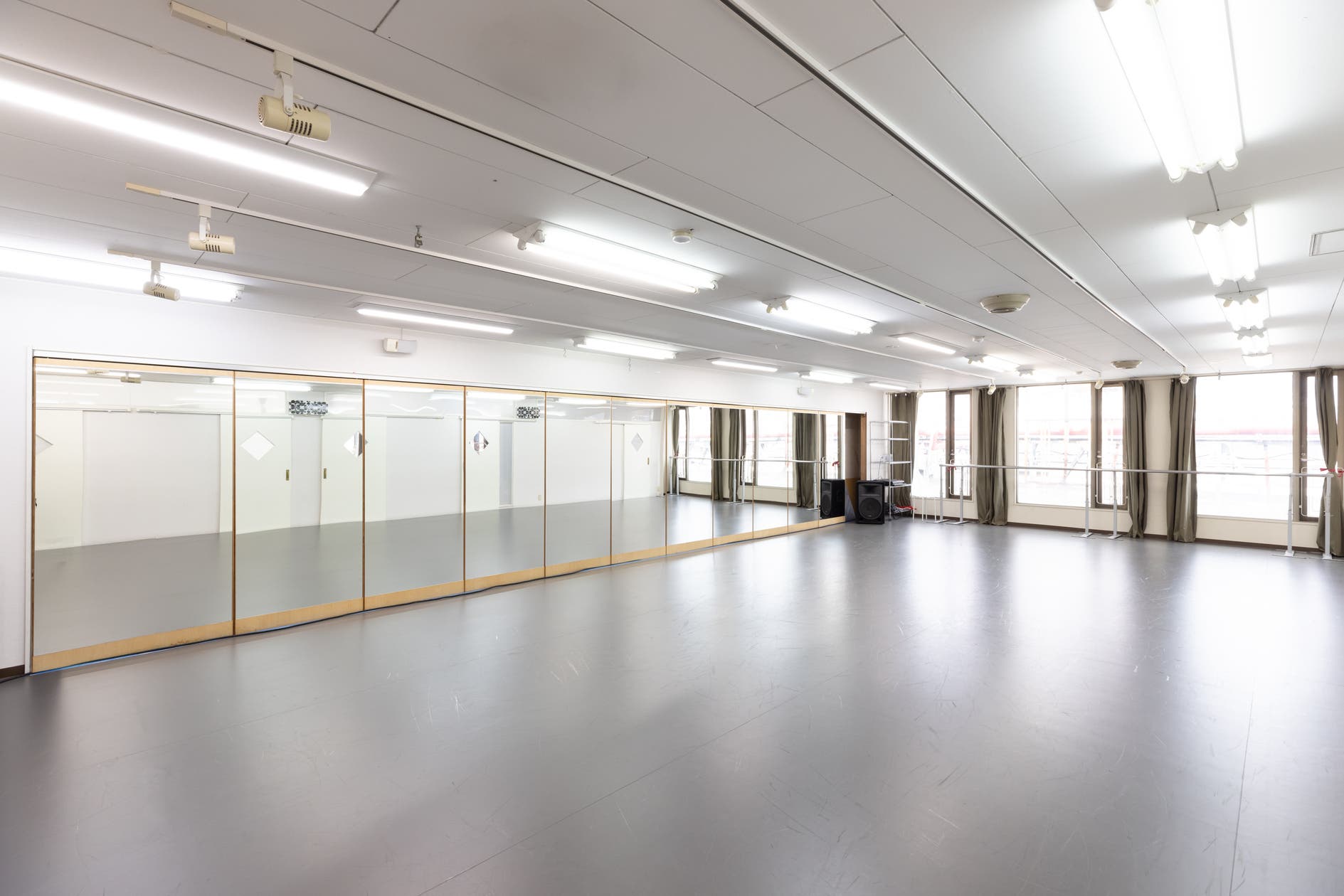 茨木市駅から徒歩5分のダンススタジオの写真1