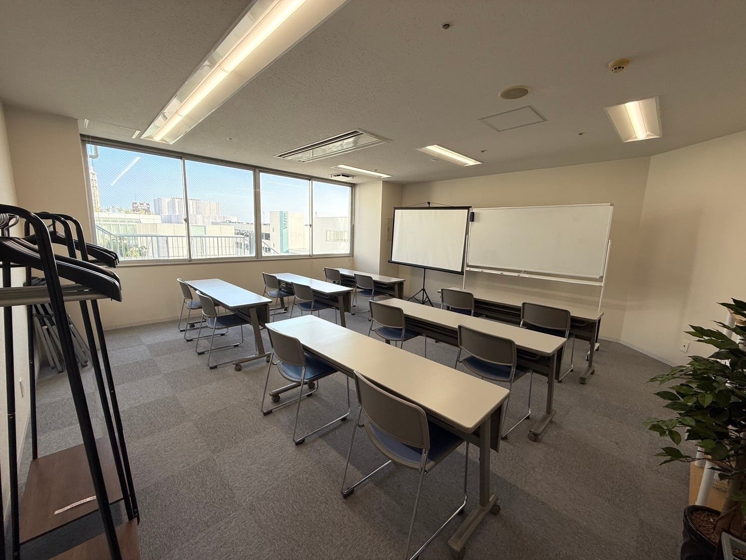 ＜豊橋駅前 TB4F-G会議室＞豊橋駅徒歩1分🚃16名収容🪑光回線Wi-Fi📶プロジェクター🎥セミナー/研修/会議/ボドゲの写真4