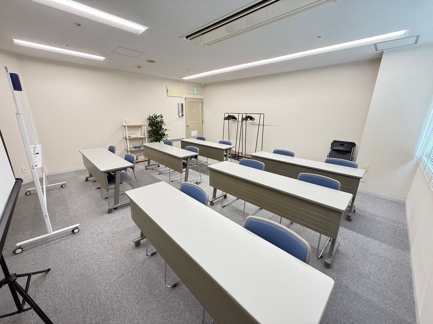 ＜豊橋駅前 TB4F-G会議室＞豊橋駅徒歩1分🚃16名収容🪑光回線Wi-Fi📶プロジェクター🎥セミナー/研修/会議/ボドゲの写真2