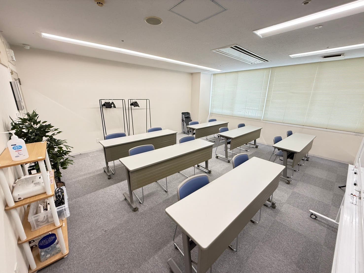 ＜豊橋駅前 TB4F-G会議室＞豊橋駅徒歩1分🚃16名収容🪑光回線Wi-Fi📶プロジェクター🎥セミナー/研修/会議/ボドゲの写真3