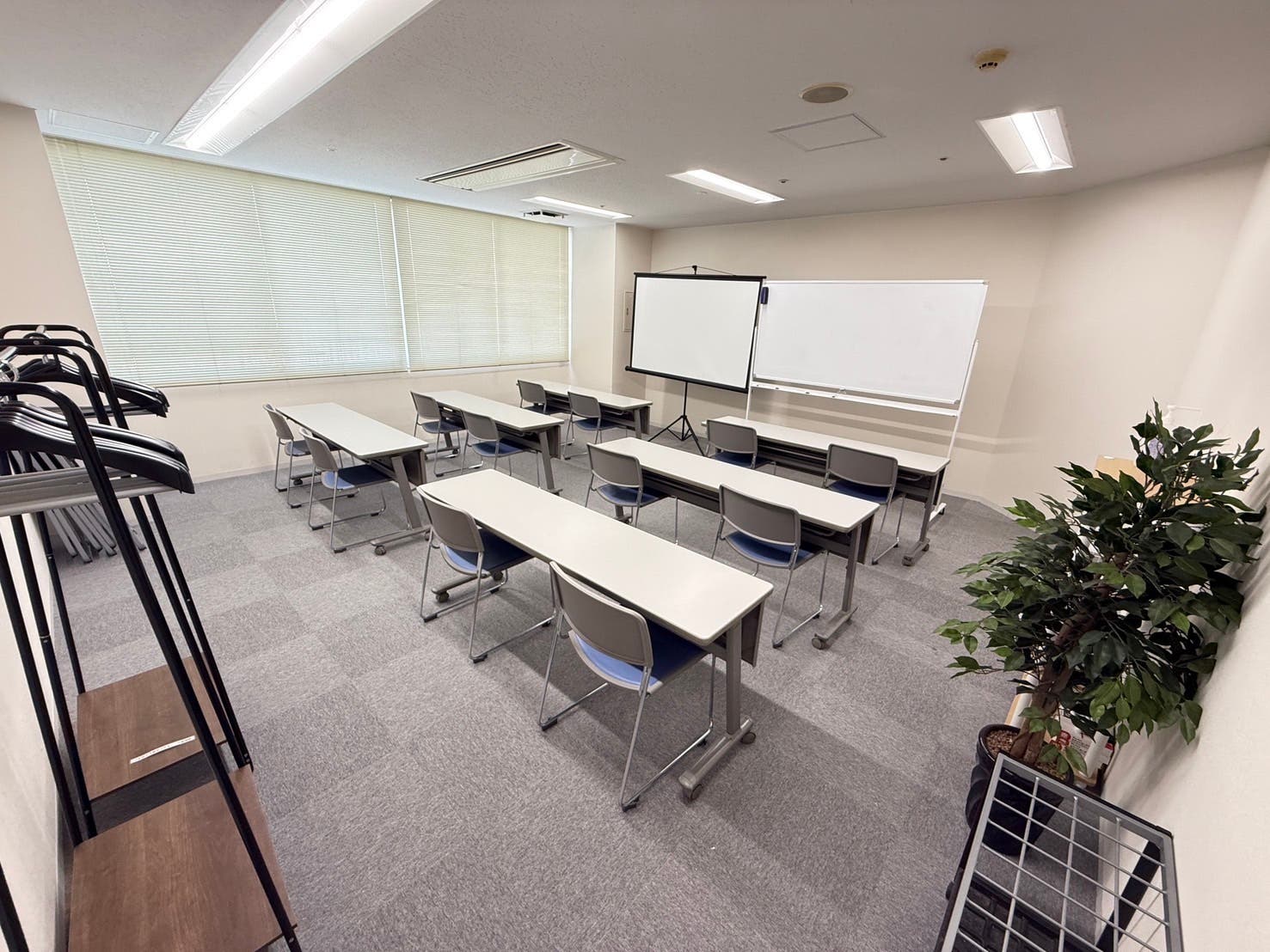 ＜豊橋駅前 TB4F-G会議室＞豊橋駅徒歩1分🚃16名収容🪑光回線Wi-Fi📶プロジェクター🎥セミナー/研修/会議/ボドゲの写真1