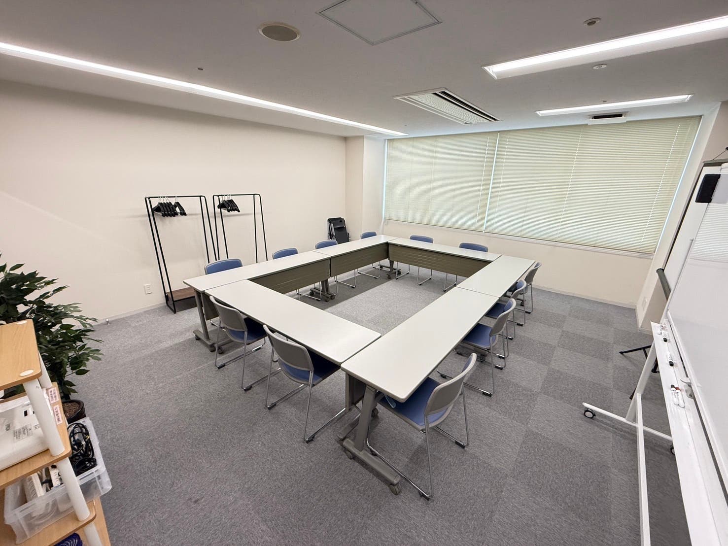＜豊橋駅前 TB4F-G会議室＞豊橋駅徒歩1分🚃16名収容🪑光回線Wi-Fi📶プロジェクター🎥セミナー/研修/会議/ボドゲの写真5