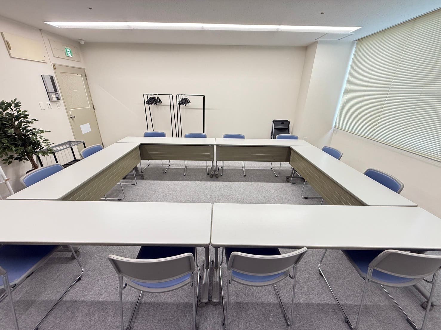 ＜豊橋駅前 TB4F-G会議室＞豊橋駅徒歩1分🚃16名収容🪑光回線Wi-Fi📶プロジェクター🎥セミナー/研修/会議/ボドゲの写真6