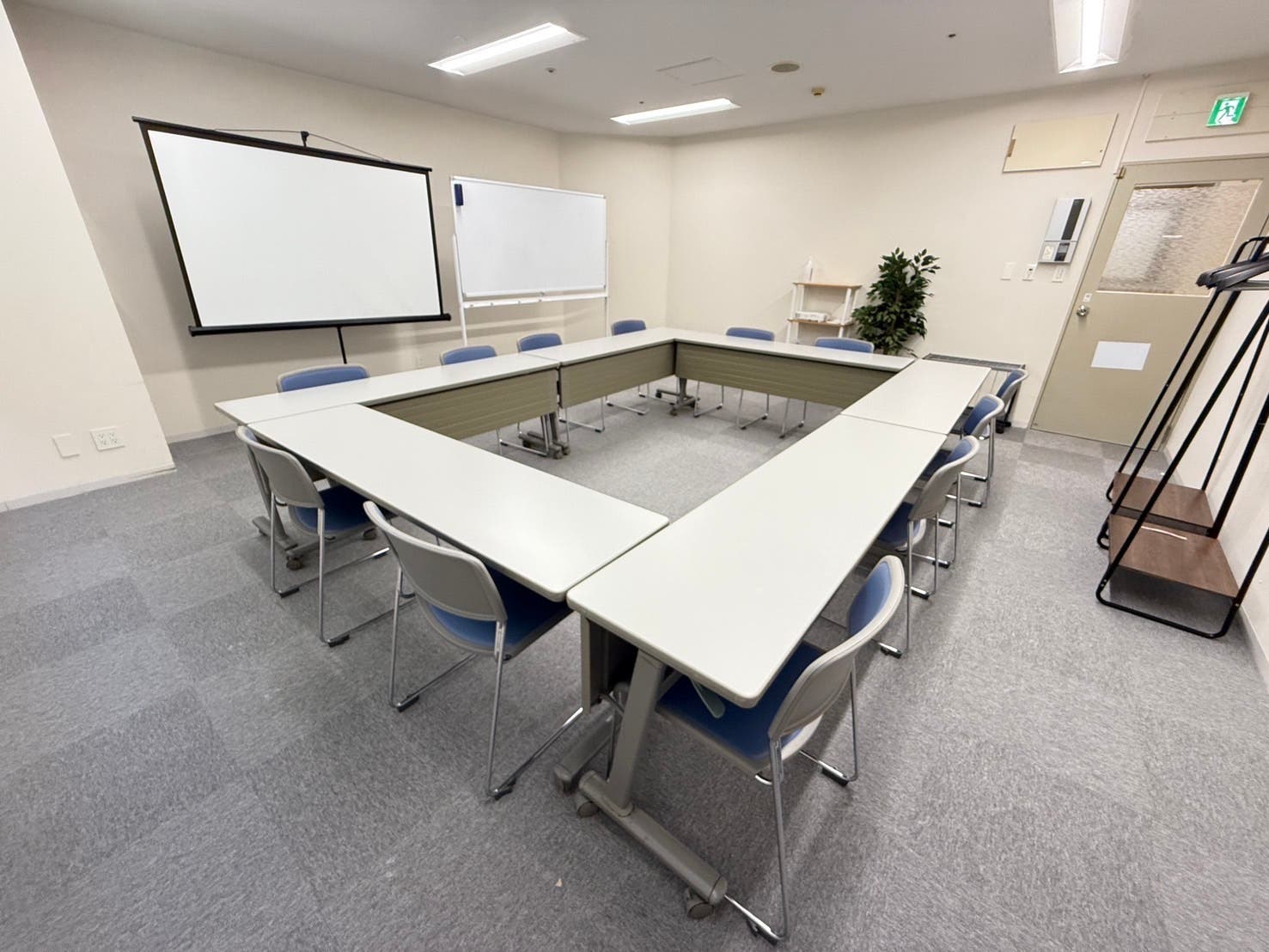＜豊橋駅前 TB4F-G会議室＞豊橋駅徒歩1分🚃16名収容🪑光回線Wi-Fi📶プロジェクター🎥セミナー/研修/会議/ボドゲの写真7