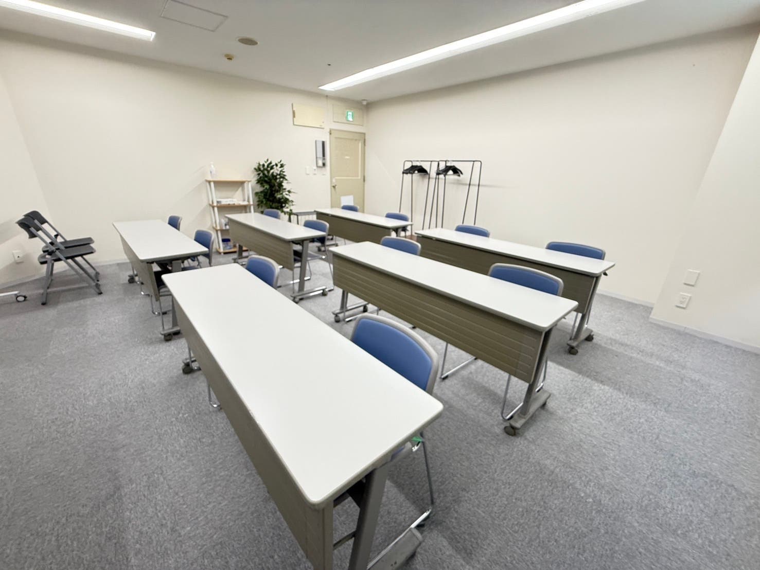 ＜豊橋駅前 TB4F-G会議室＞豊橋駅徒歩1分🚃16名収容🪑光回線Wi-Fi📶プロジェクター🎥セミナー/研修/会議/ボドゲの写真9