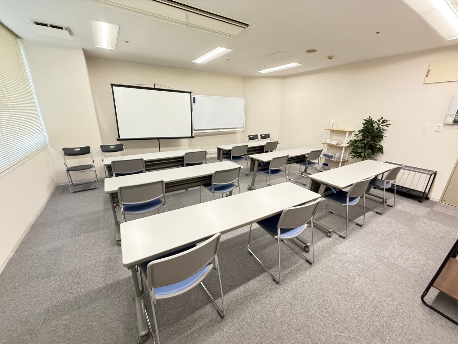 ＜豊橋駅前 TB4F-G会議室＞豊橋駅徒歩1分🚃16名収容🪑光回線Wi-Fi📶プロジェクター🎥セミナー/研修/会議/ボドゲの写真8