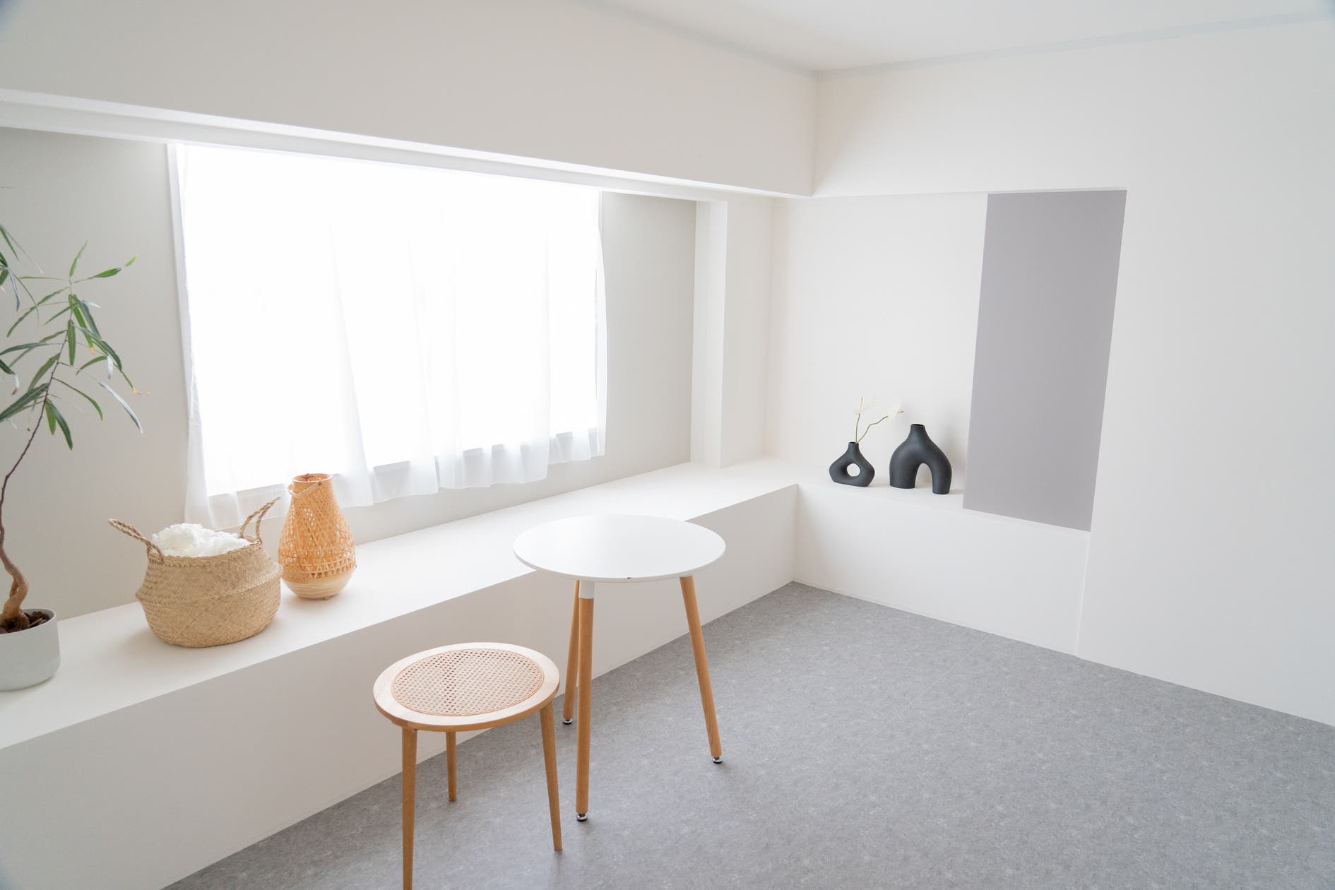 【スタジオI】ホワイトとアクセントのグレーに囲まれたスタイリッシュな空間、スタジオIの写真1