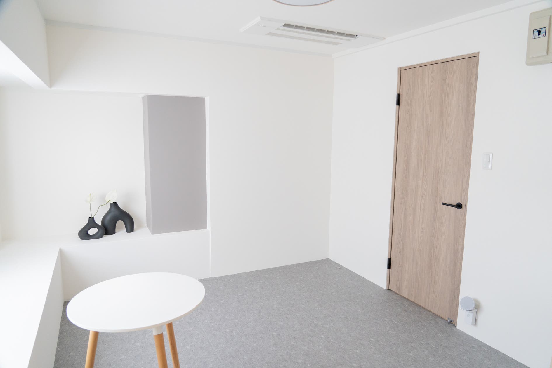 【スタジオI】ホワイトとアクセントのグレーに囲まれたスタイリッシュな空間、スタジオIの写真3