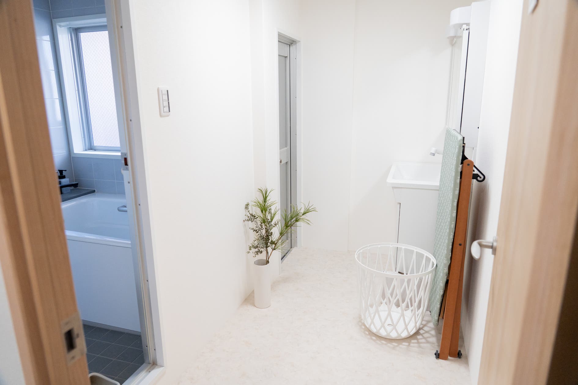 【スタジオL】お風呂・洗面台・洗濯機のある明るい大理石調のフロア、スタジオLの写真2