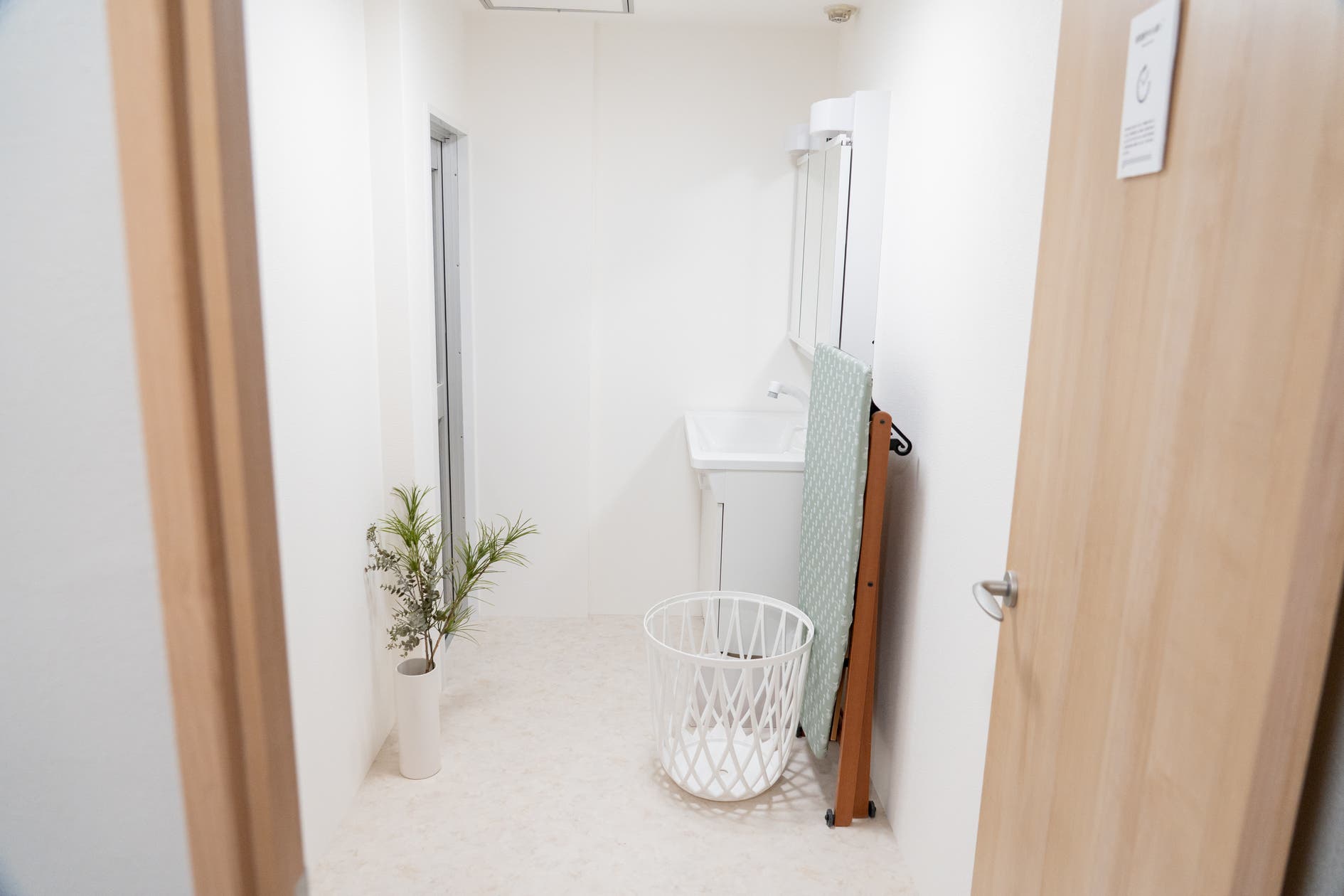 【スタジオL】お風呂・洗面台・洗濯機のある明るい大理石調のフロア、スタジオLの写真3