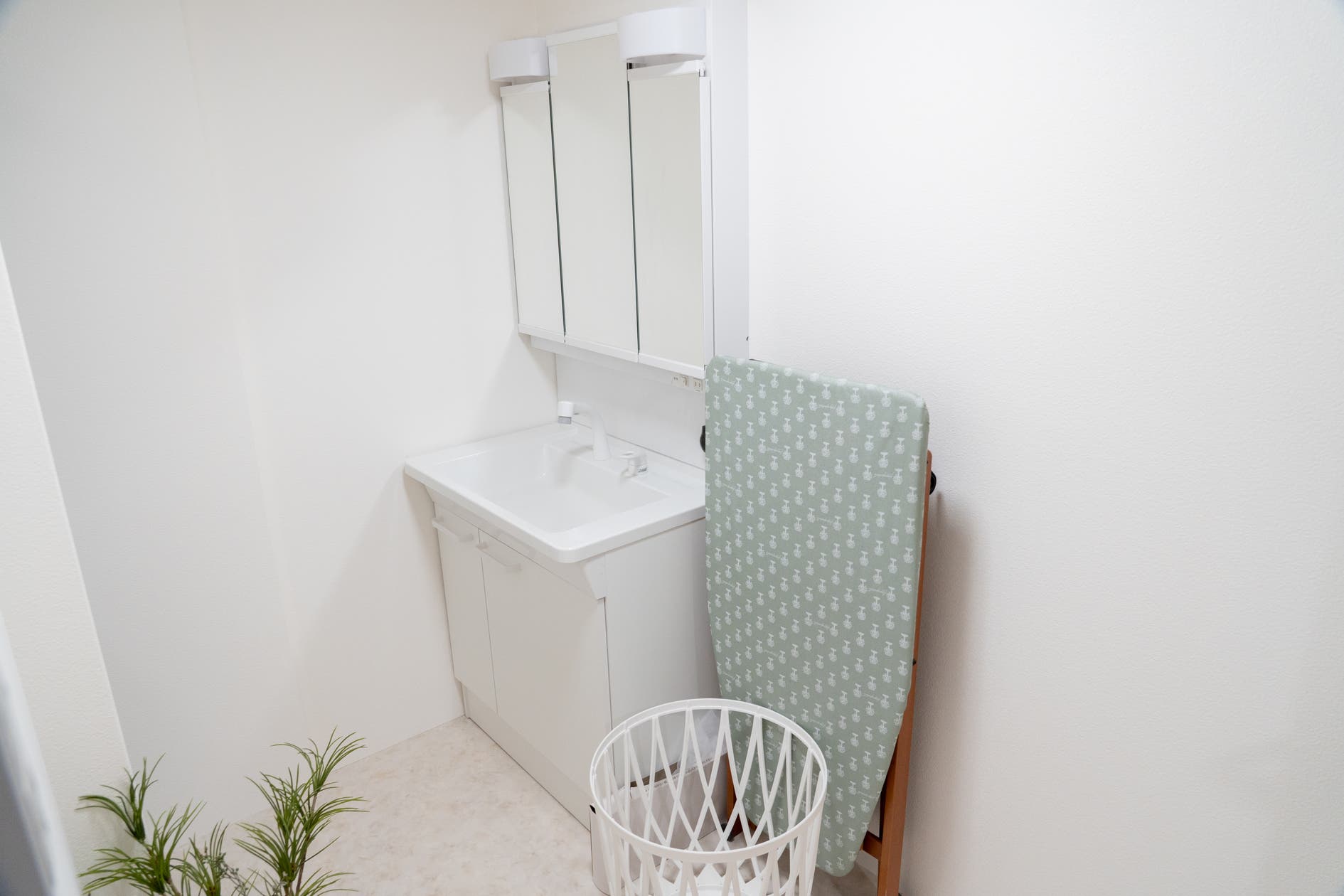 【スタジオL】お風呂・洗面台・洗濯機のある明るい大理石調のフロア、スタジオLの写真4