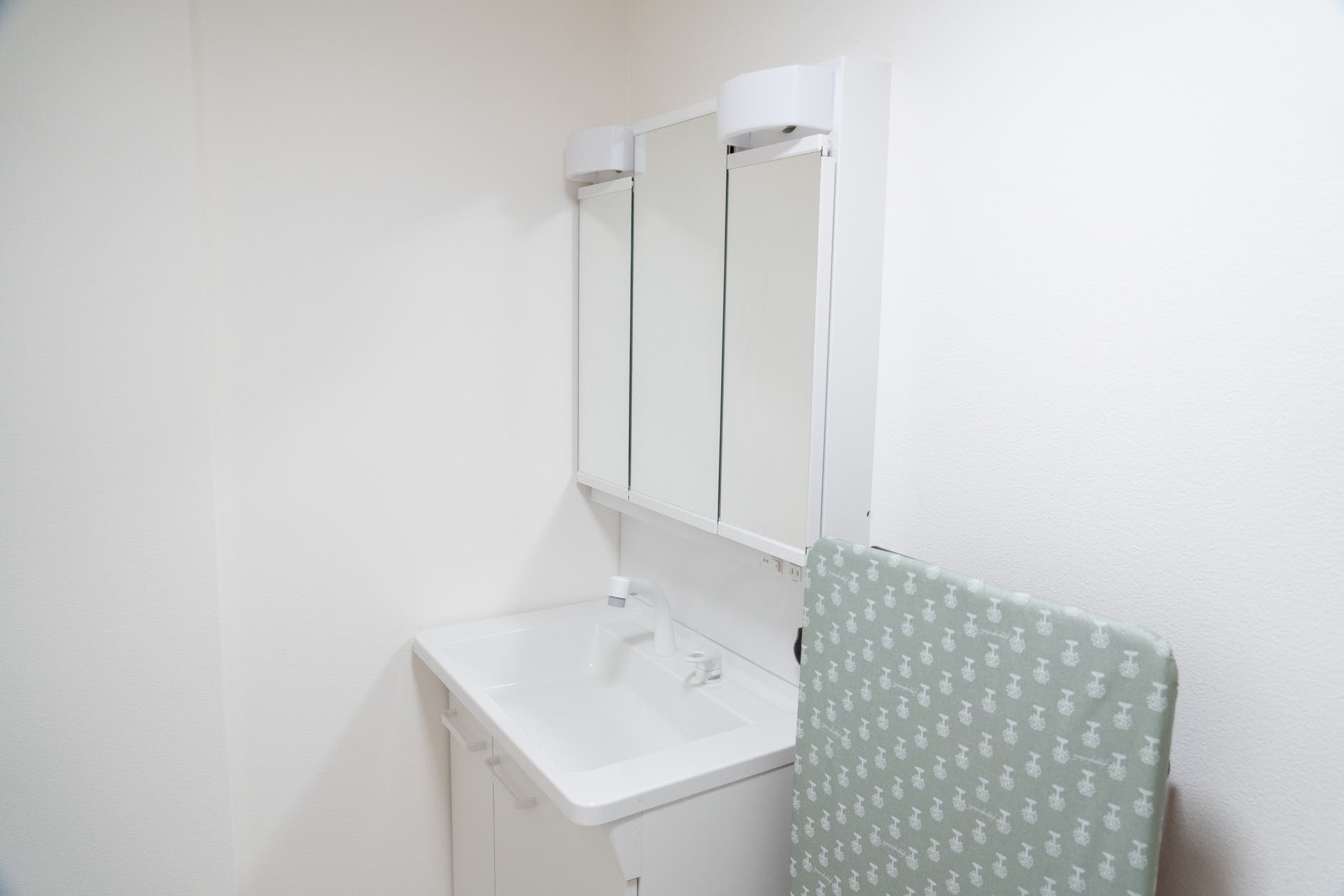 【スタジオL】お風呂・洗面台・洗濯機のある明るい大理石調のフロア、スタジオLの写真5