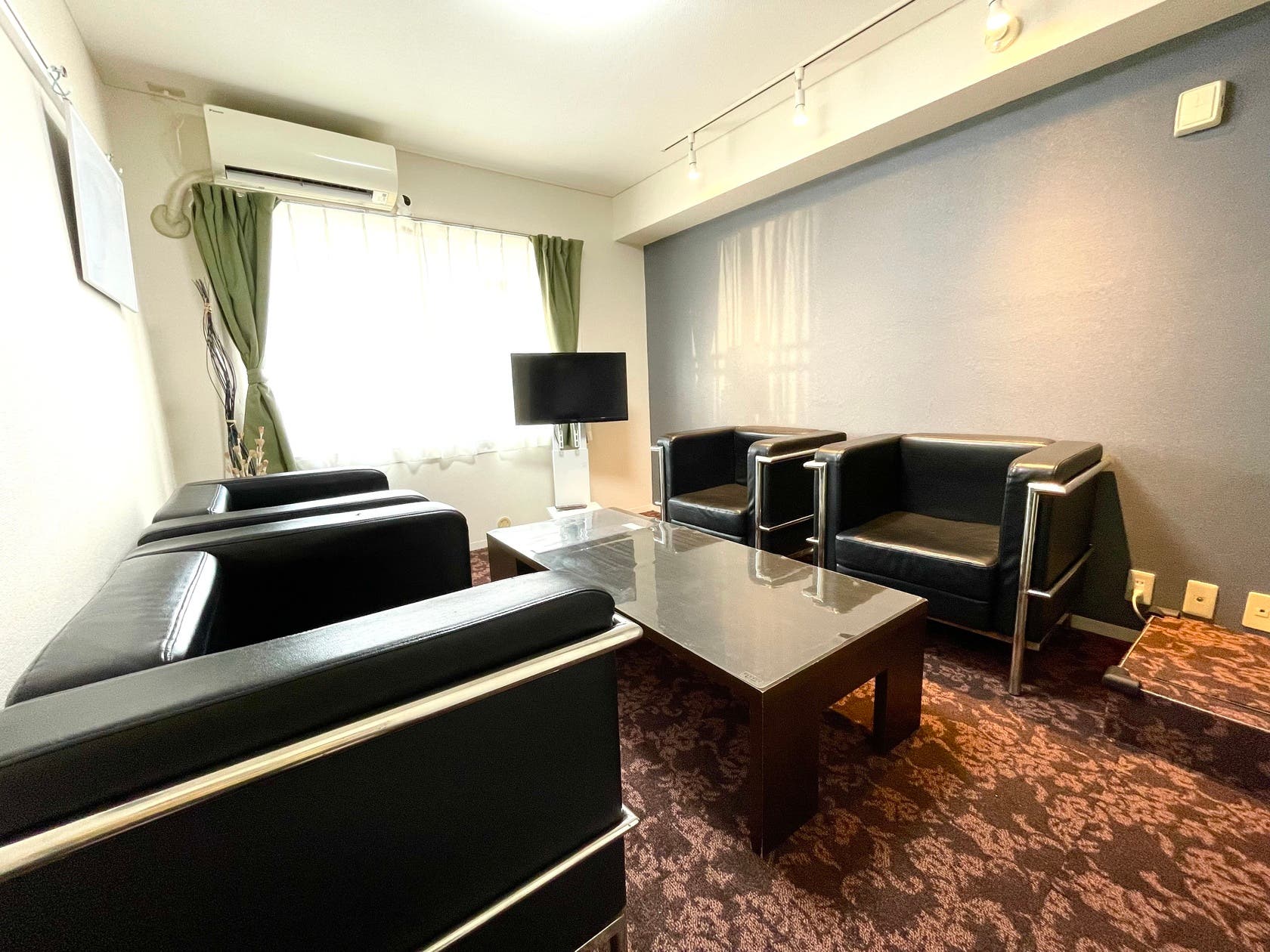 三田線出口50m、東京ドーム隣のゆったりソファ空間。会議・ドームイベント準備・撮影OKなマルチスペースの写真1