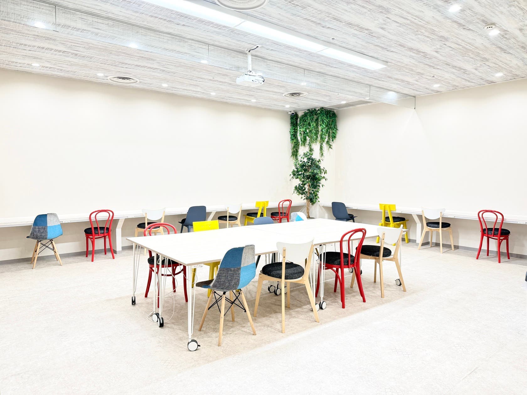 【神戸駅徒歩３分】⭐️スタッフ常駐で安心⭐️レイアウト自由で会議やセミナー等様々な用途に最適！🧑🏻‍💻無料Wi−Fiあり◎の写真1