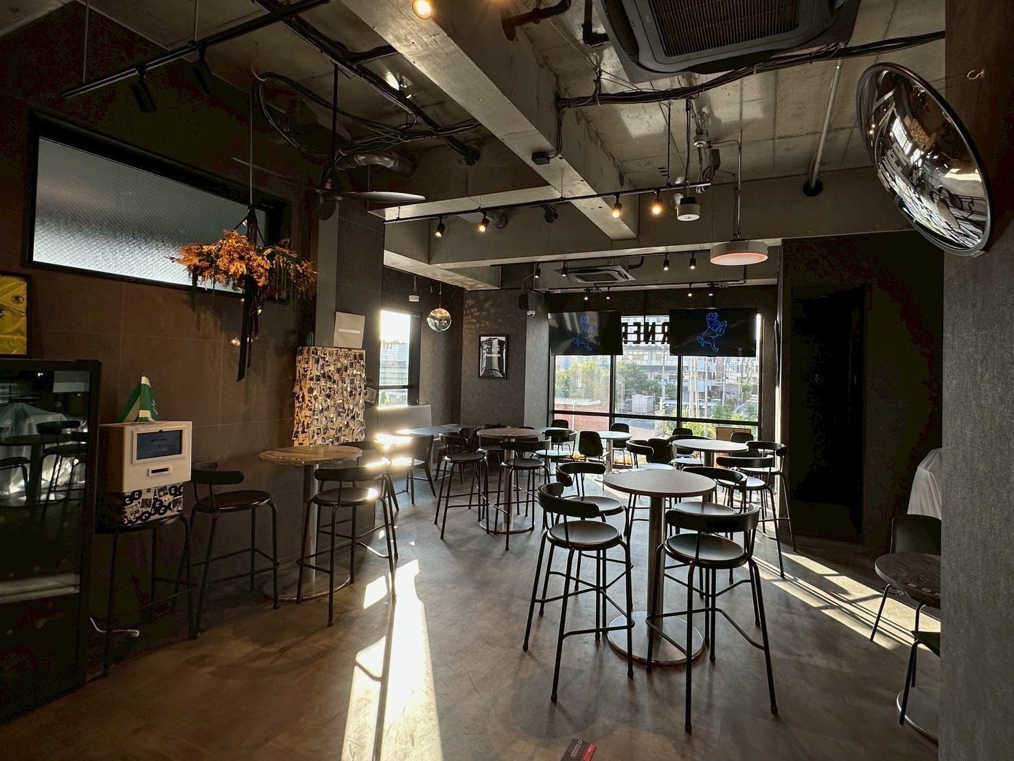 【最大６0名】ダーツ・カラオケ・大型モニター完備！流山おおたかの森駅4分のお洒落ダイニングを貸切の写真3