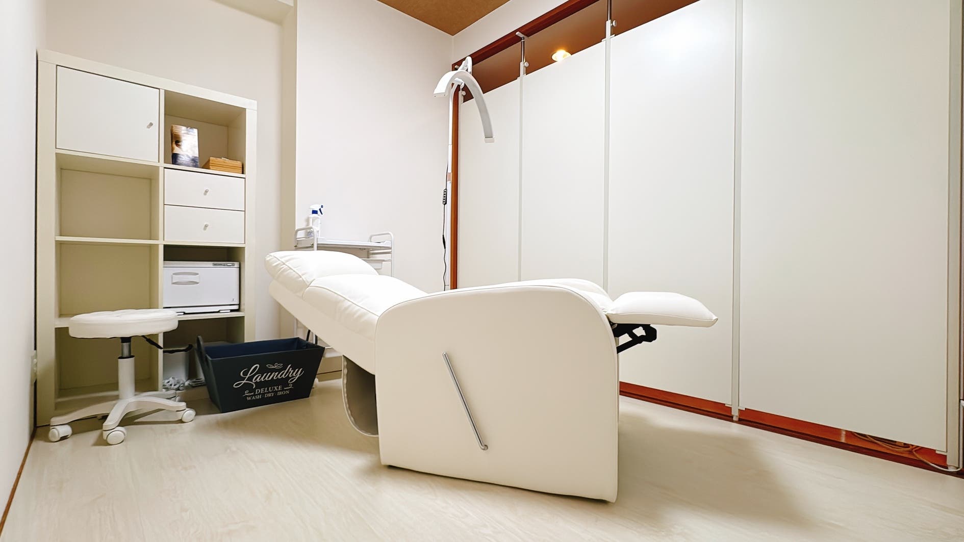 【女性施術者専用サロン】マツエク、フェイシャル専用ルーム：B-room | 道頓堀からすぐ！なんば・長堀からもアクセス良好！の写真1