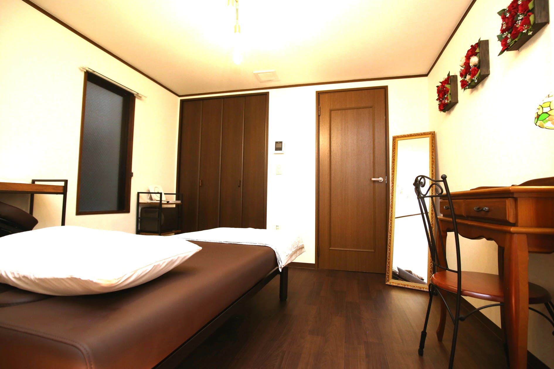 【横浜駅7分】ネイルデスク入荷🌟/ペーパーシーツ無料😊/完全個室/1階/手動昇降ベッド（有孔）/室内トイレ付/Rainbowの写真1