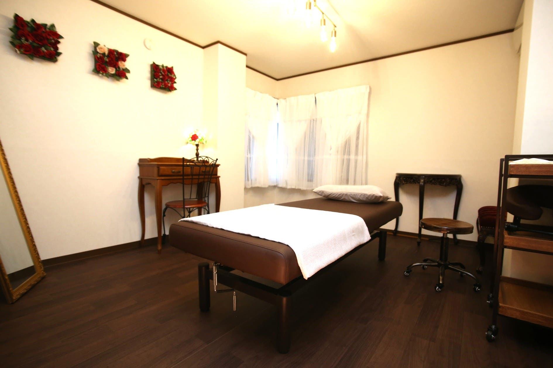 【横浜駅7分】ネイルデスク入荷🌟/ペーパーシーツ無料😊/完全個室/1階/手動昇降ベッド（有孔）/室内トイレ付/Rainbowの写真6