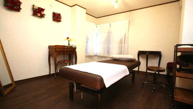 【横浜駅7分】お湯出る♨️/ペーパーシーツ無料😊/完全個室/1階/手動昇降ベッド(有孔)/室内トイレ付/Rainbowの写真5