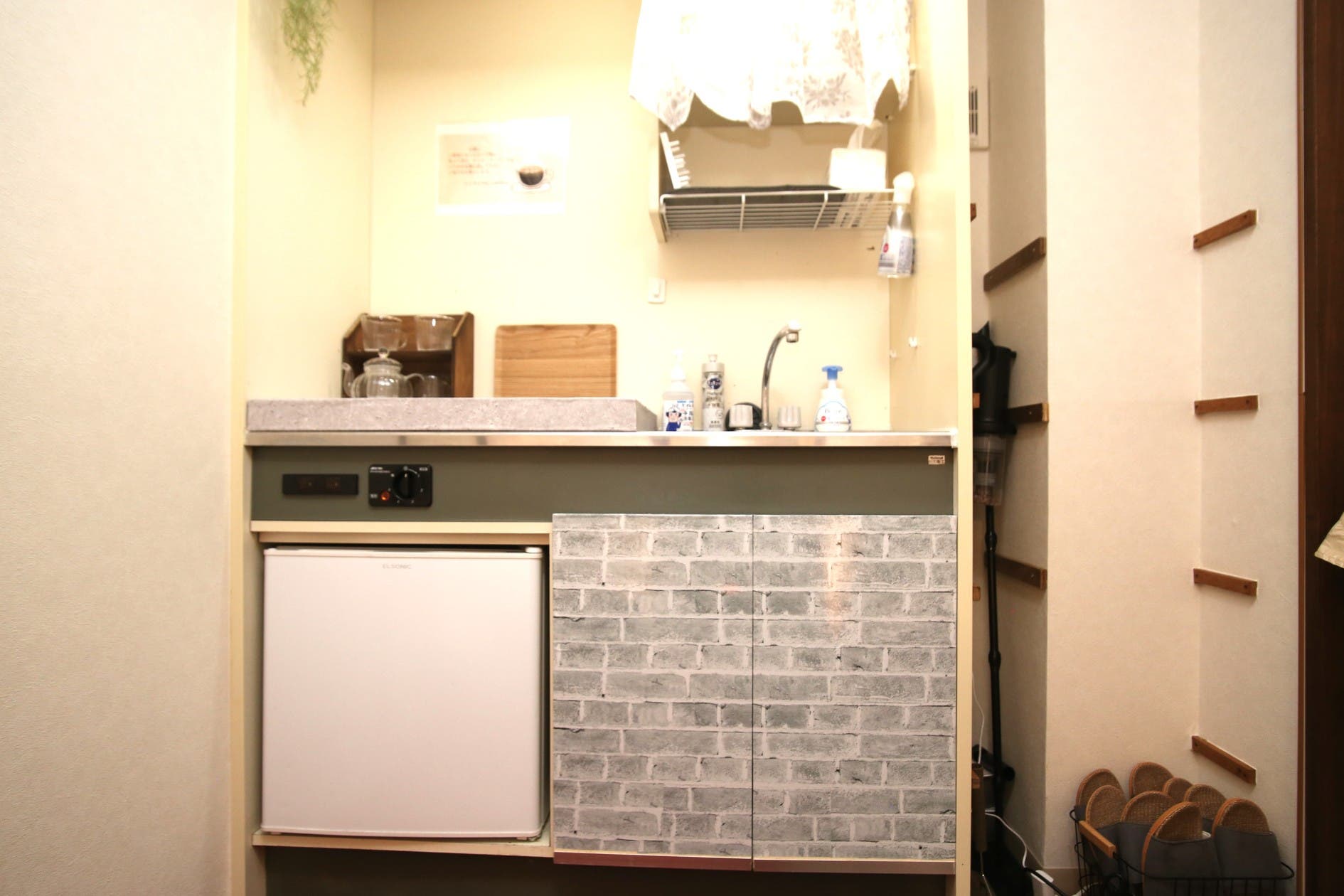 【横浜駅7分】ネイルデスク入荷🌟/ペーパーシーツ無料😊/完全個室/1階/手動昇降ベッド（有孔）/室内トイレ付/Rainbowの写真15