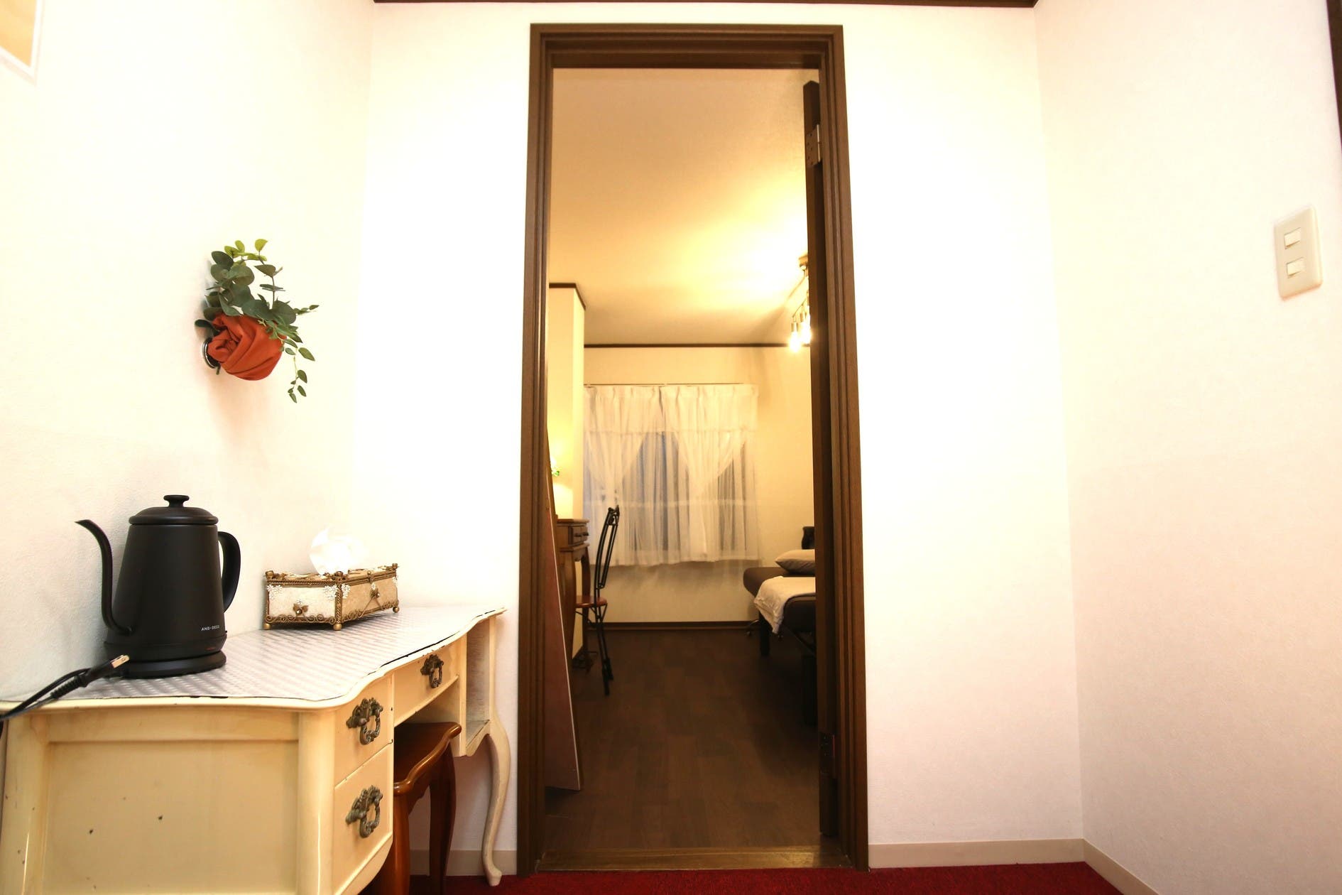 【横浜駅7分】ネイルデスク入荷🌟/ペーパーシーツ無料😊/完全個室/1階/手動昇降ベッド（有孔）/室内トイレ付/Rainbowの写真17